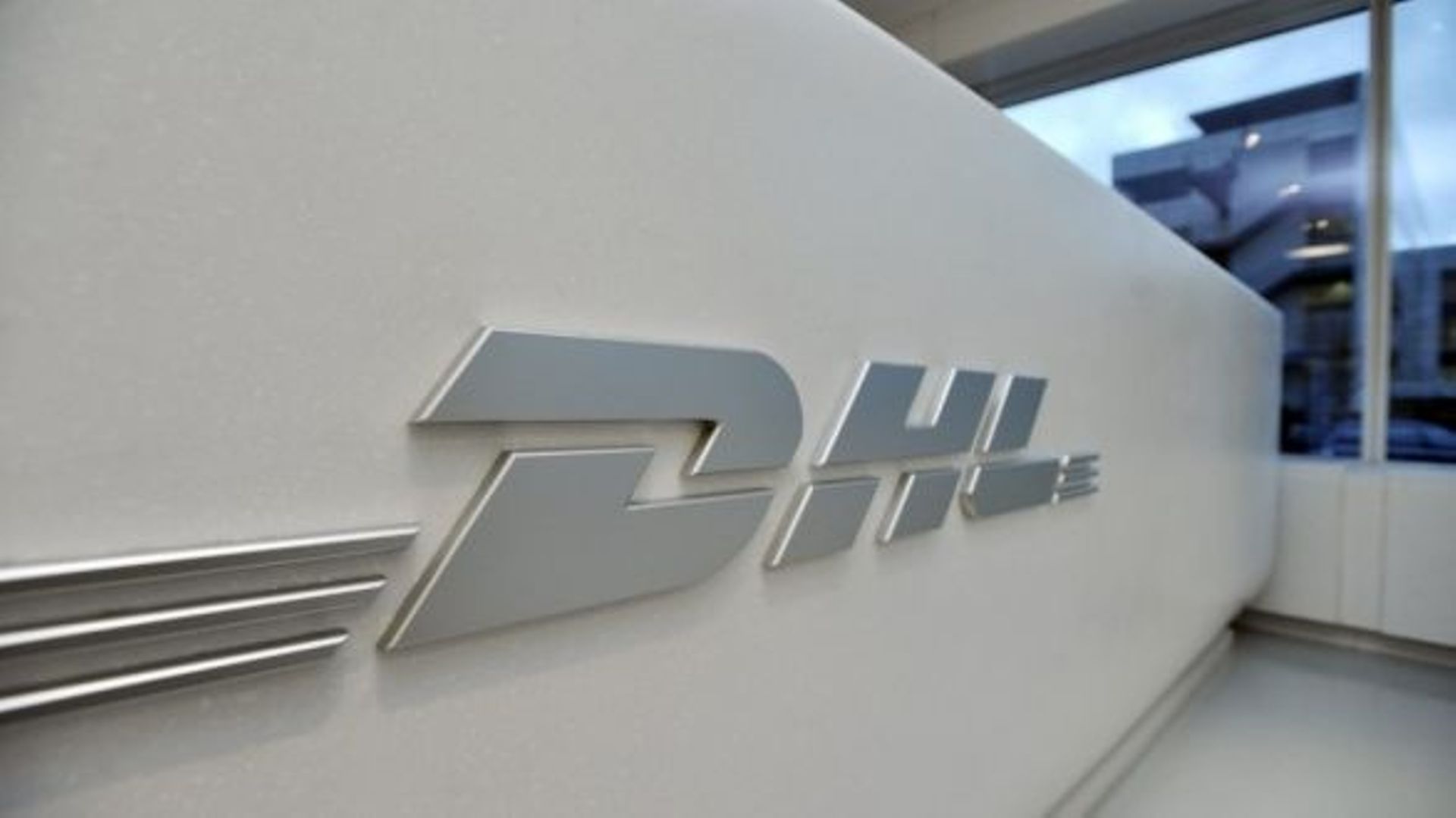 Des travailleurs bloquent le siège européen de DHL à Diegem - RTBF Actus