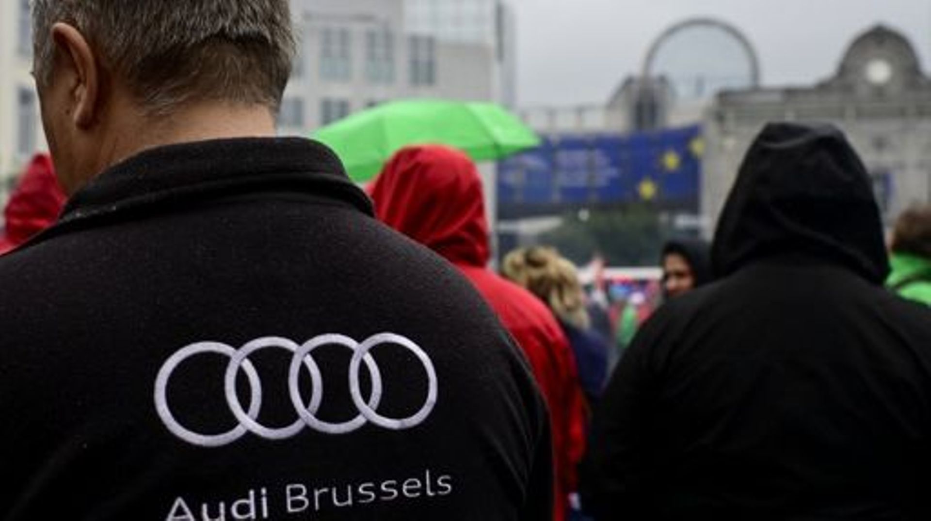 Les 'oubliés d'Audi Brussels' campent toujours devant l'usine - RTBF Actus