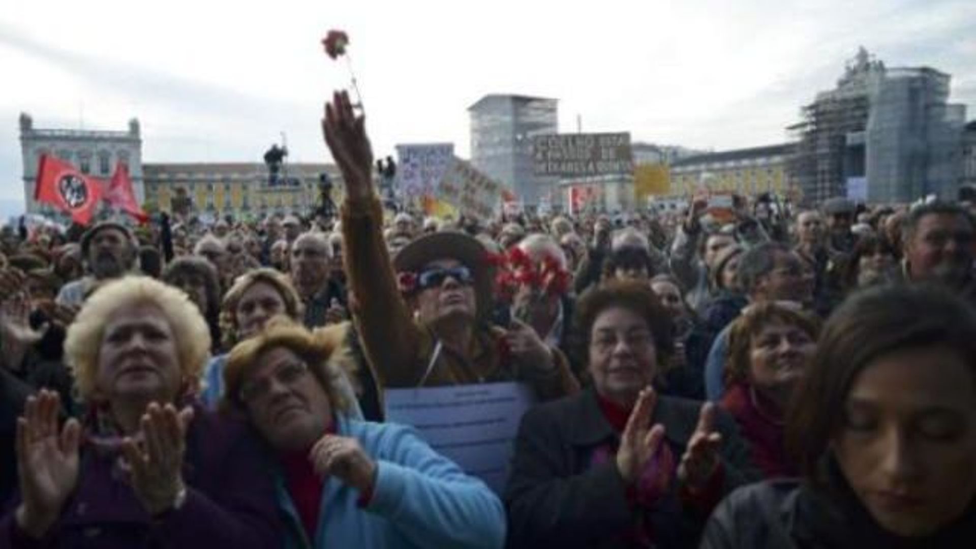 Portugal: des centaines de milliers de personnes dans la rue - RTBF Actus