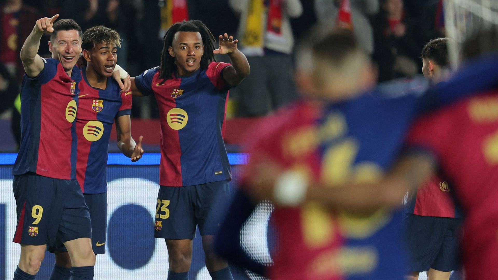 Barcelone s'incline pour la première fois de l'année mais passe en demi-finale de Ligue des ...