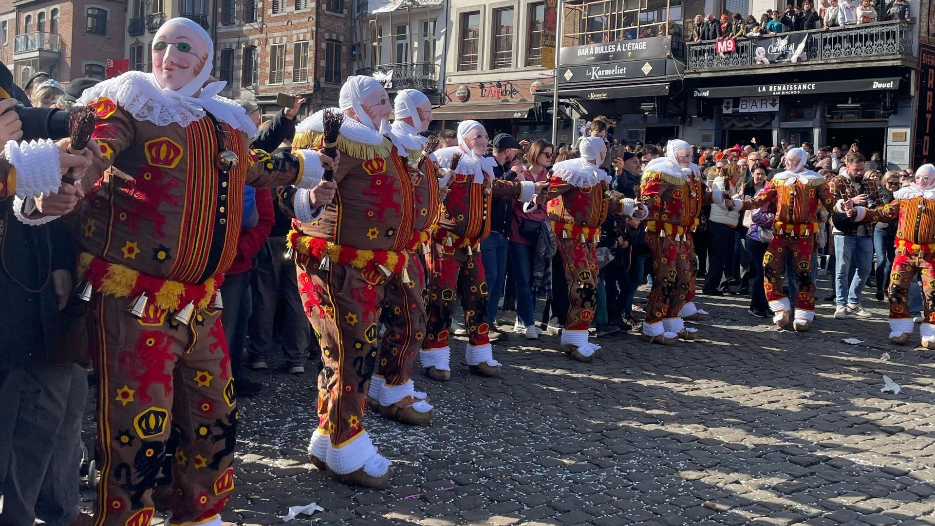 Carnaval de Binche : les Gilles ont sorti leurs chapeaux de plumes sous ...