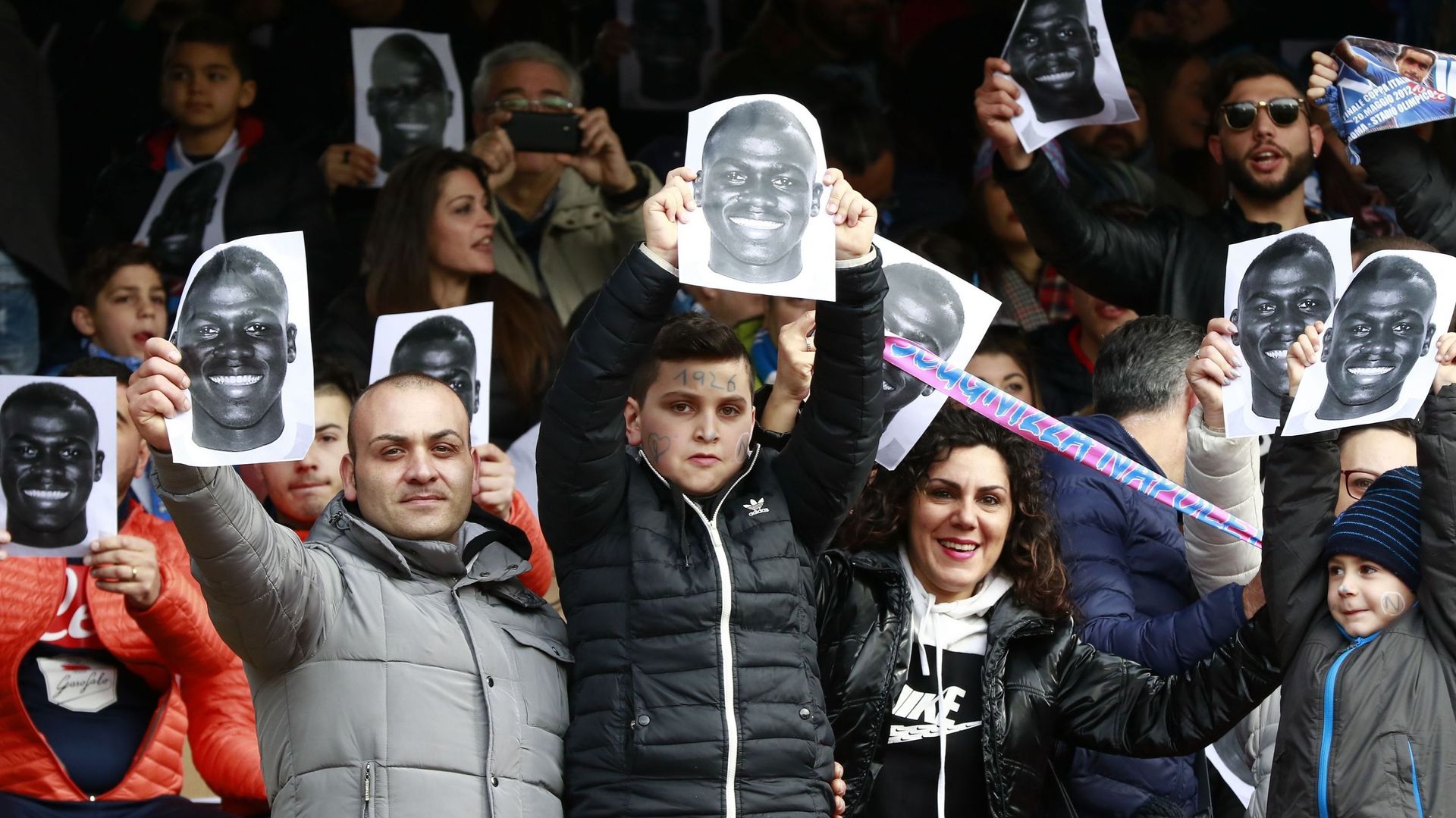 Des joueurs de football se noircissent le visage contre le racisme ...