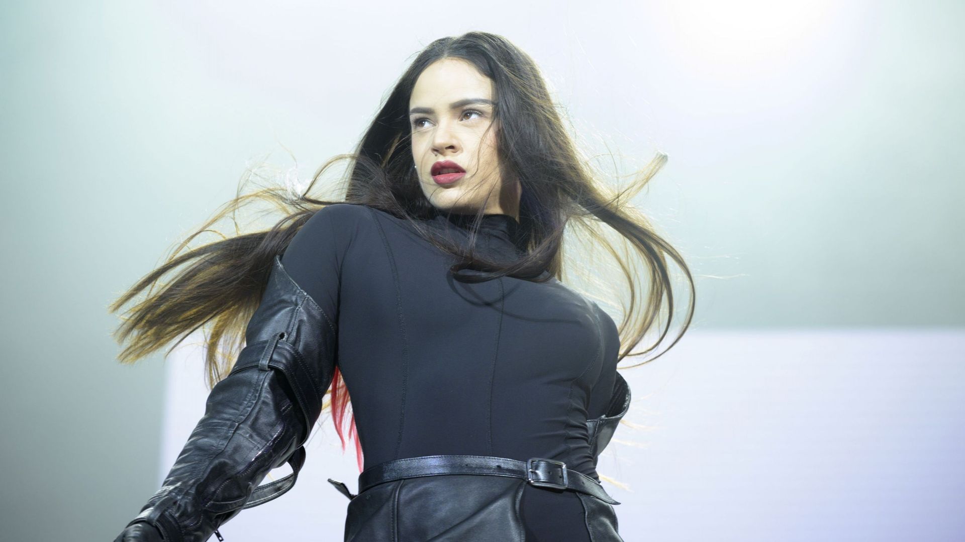 Sharon Stone émue aux larmes en recevant un cadeau de Julien Doré ...