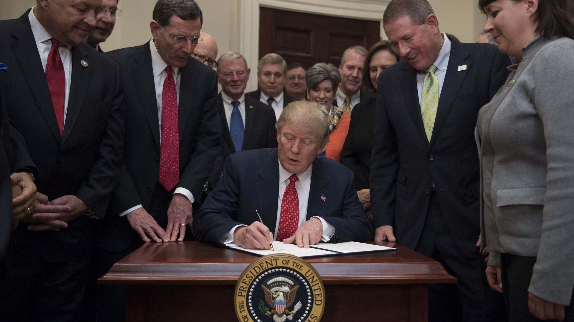 Donald Trump signe une nouvelle version de son décret migratoire - RTBF ...
