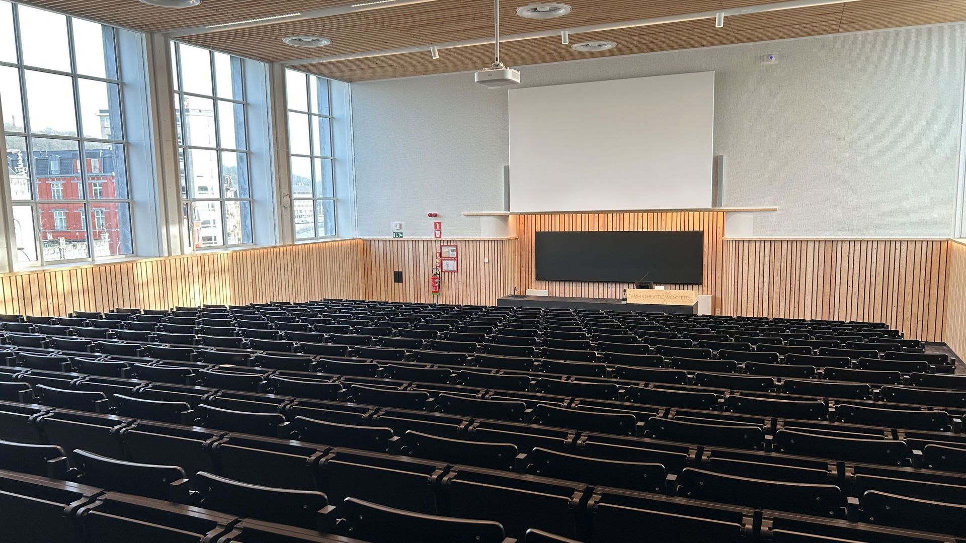 L'université de Liège vient de rénover 2 amphithéâtres, ils pourront ...