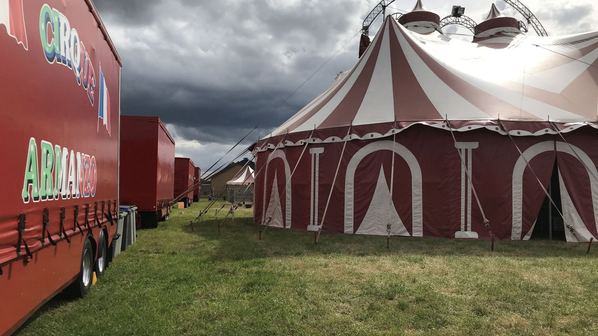 Cirque Armanzo Mouscron | Cirque ArtSmile, le nouveau cirque moderne ...
