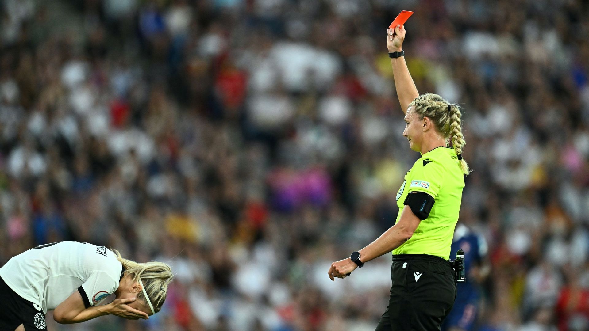 Euro 2025 : l'exclusion de Hendrich pour avoir tiré les cheveux de ...