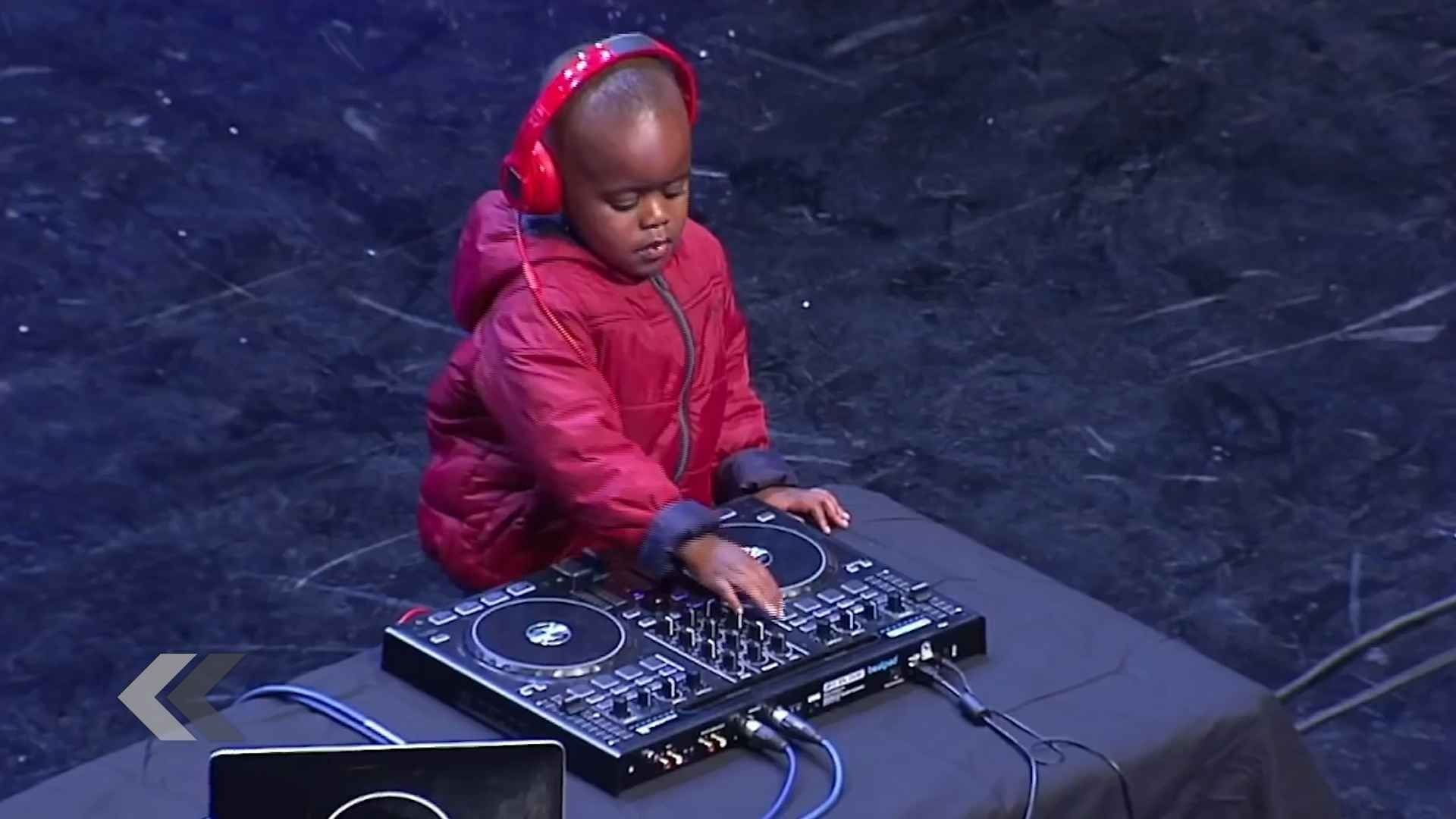 DJ Arsh Junior, trois ans, est le plus jeune DJ du monde - RTBF Actus