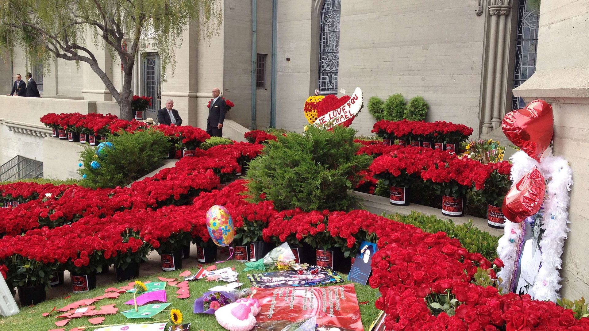 Le mausolée de Michael Jackson sous les fleurs, cinq ans après sa mort ...