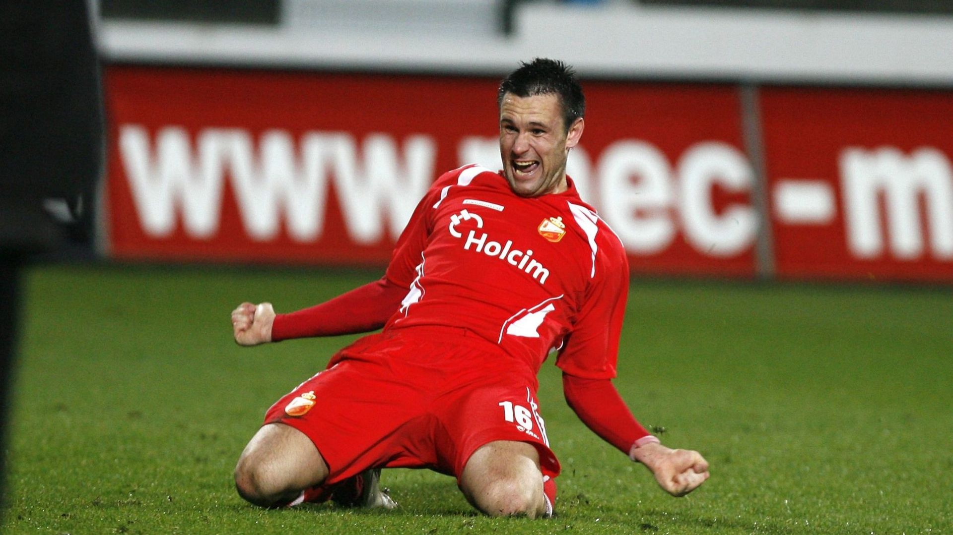 Cédric Roussel offre la tête de la D2 à Mons - RTBF Actus