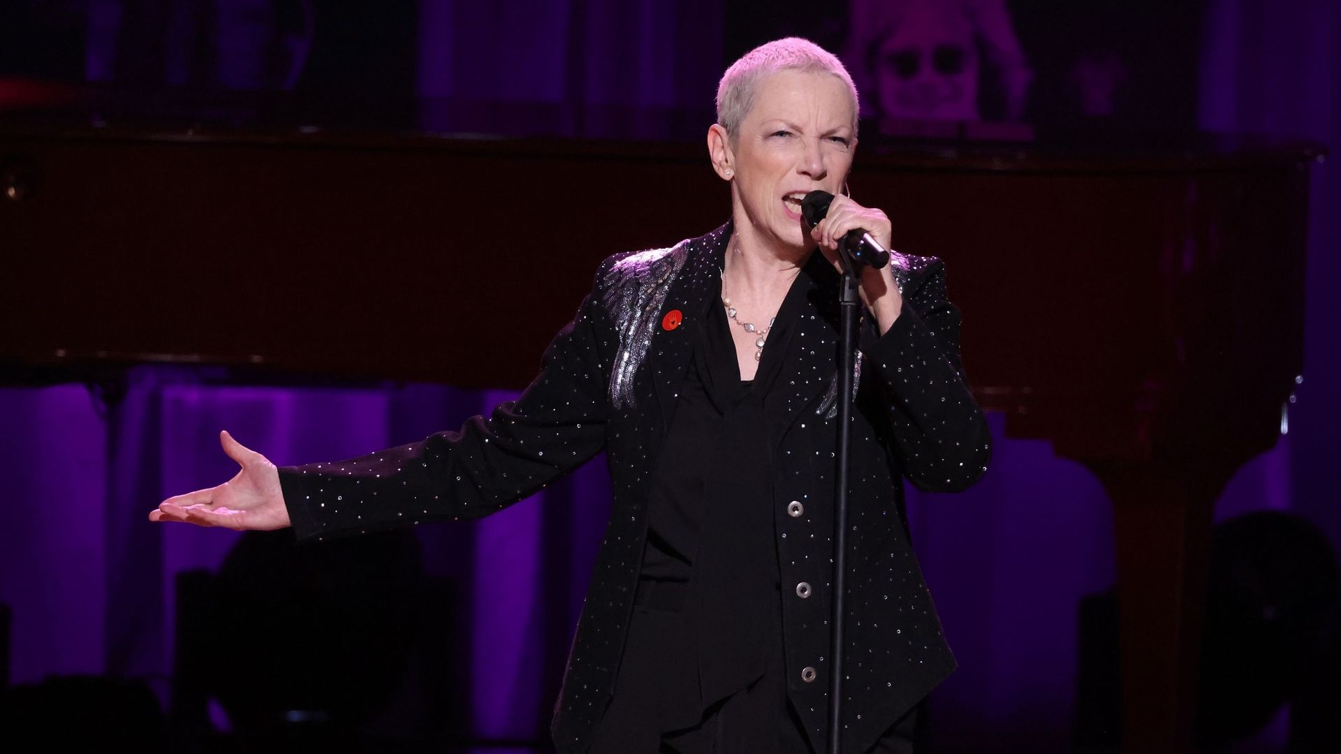 Annie Lennox unit musique et solidarité avec 'Why? – Together For ...