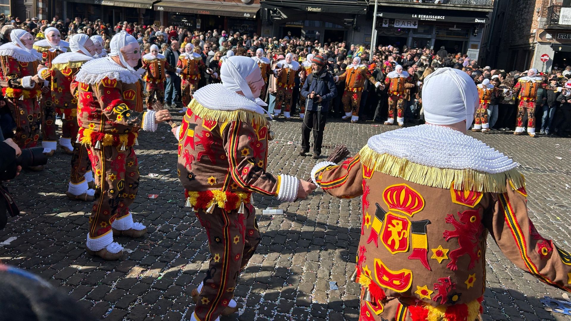 Carnaval de Binche : les Gilles ont sorti leurs chapeaux de plumes sous ...
