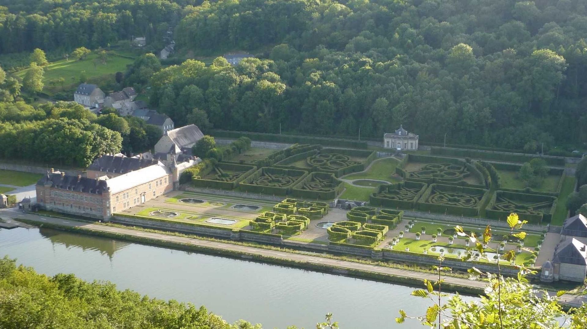 La balade de Carine : Le château de Freÿr - RTBF Actus