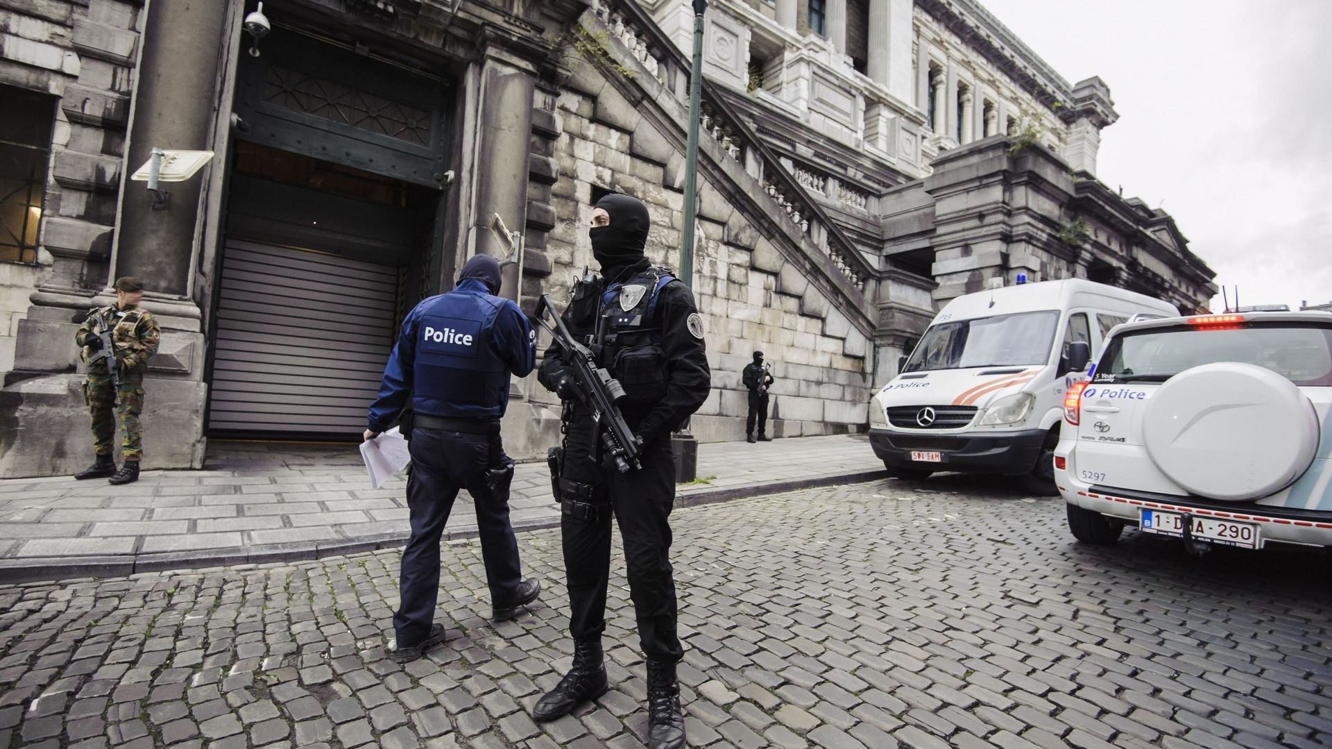 Mohammed Amri et Ali Oulkadi ont été remis à la France - RTBF Actus