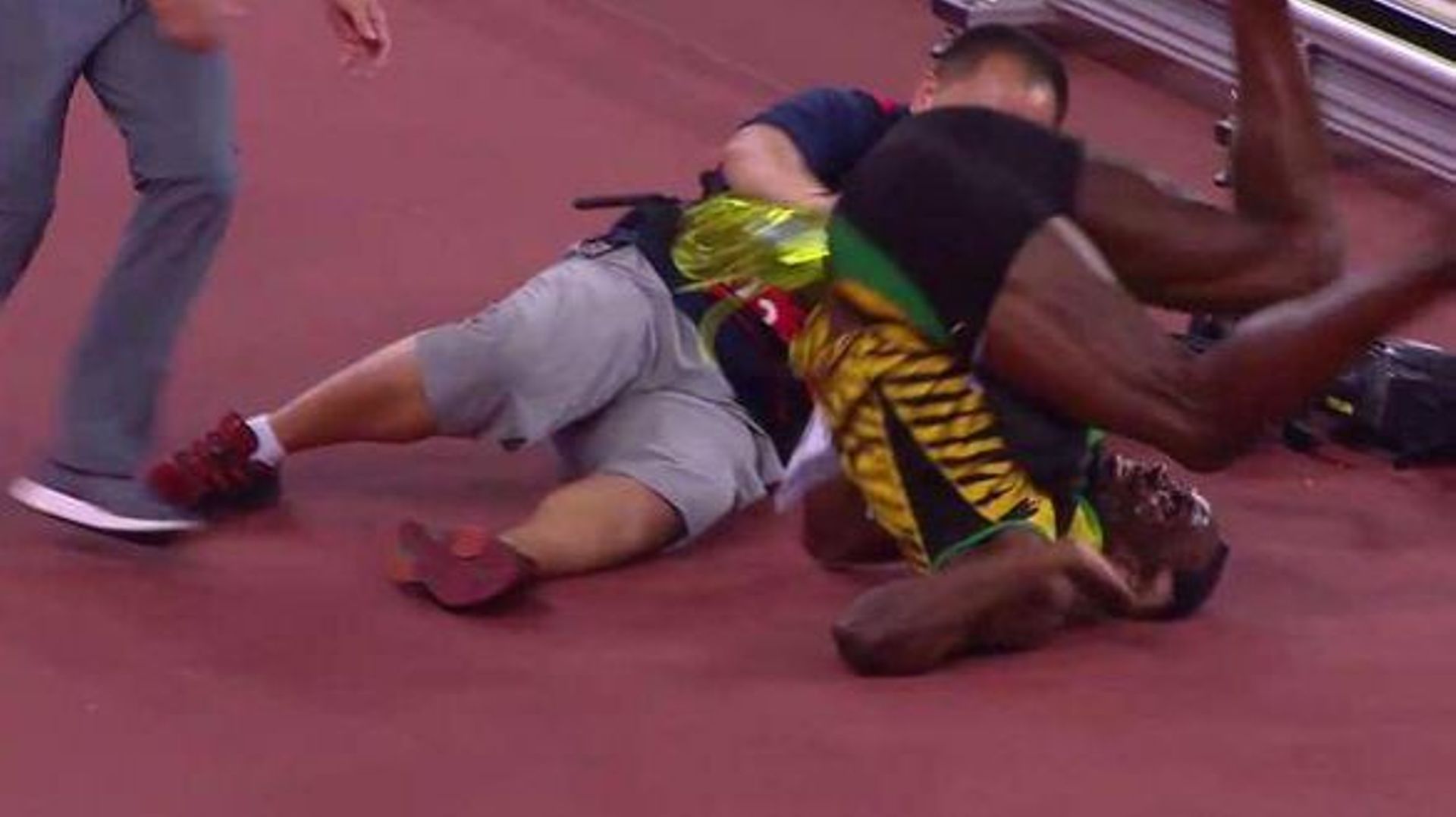 Bolt se fait faucher par un ... caméraman - RTBF Actus