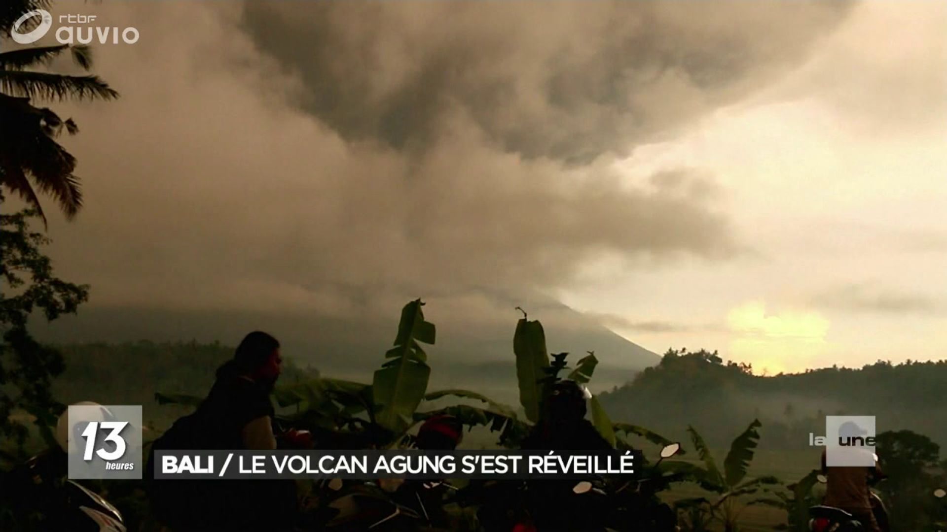 Le volcan du Mont Agung à Bali continue de cracher des cendres à 3.000 ...