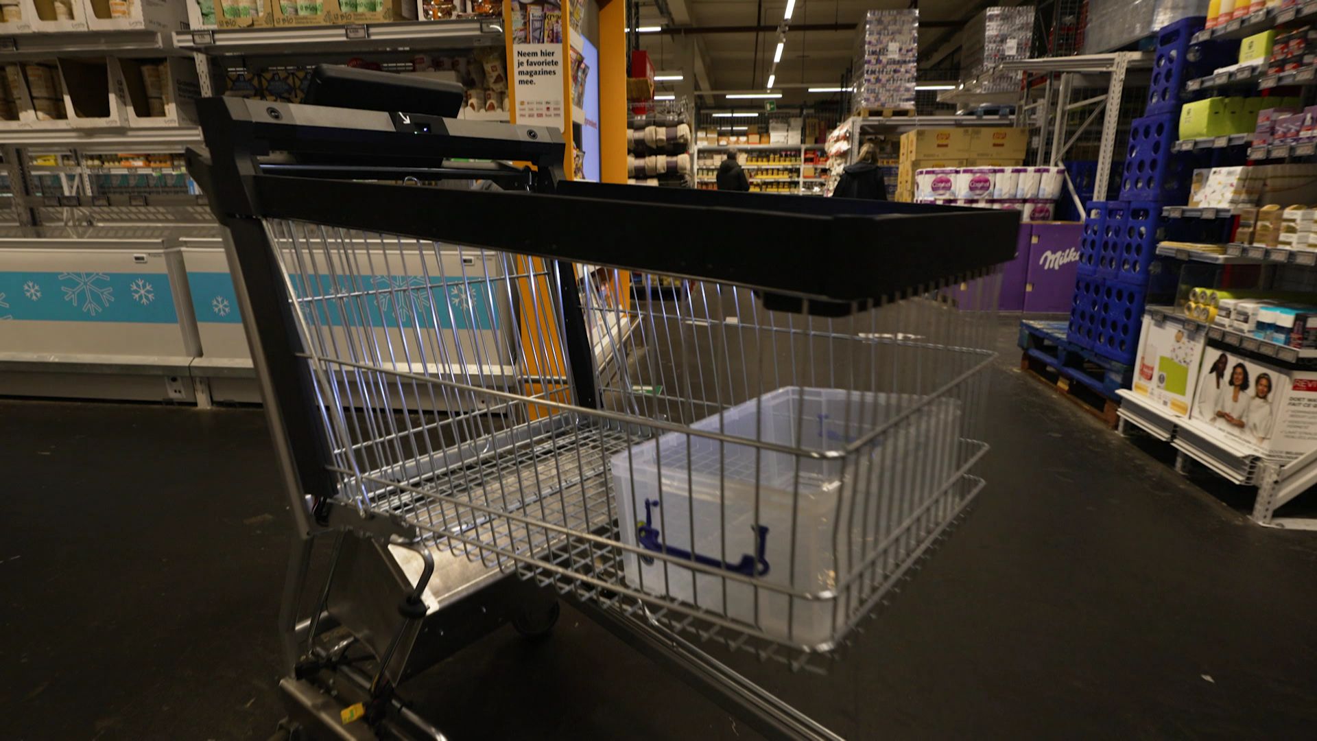 Le caddie intelligent qui scanne vos courses tout seul - RTBF Actus