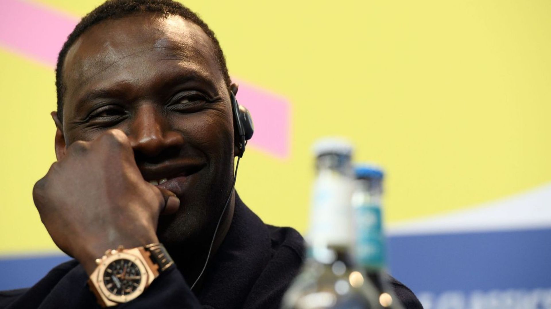 Caméra cachée: Omar Sy colle lui-même ses affiches dans le métro et se ...