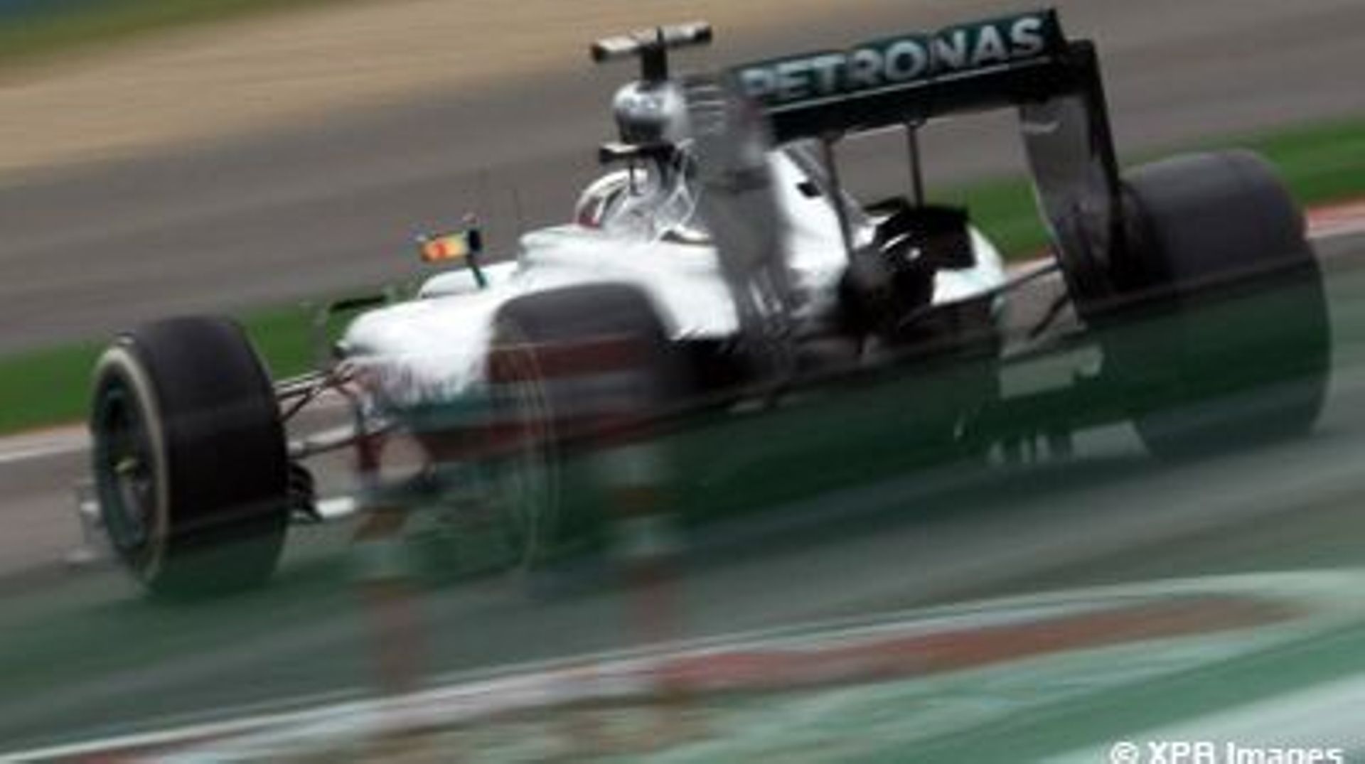 Mercedes dévoile une W07 avec trois sorties d'échappement - RTBF Actus