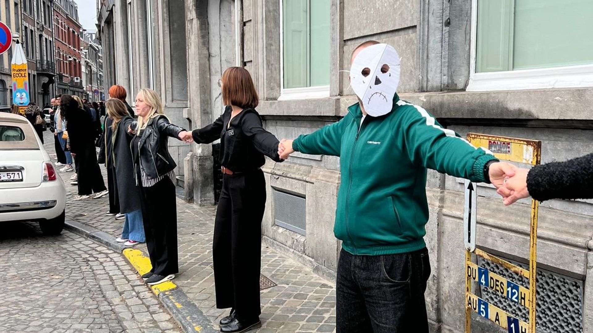 Liège : plusieurs centaines d'enseignants et étudiants forment 'une ...
