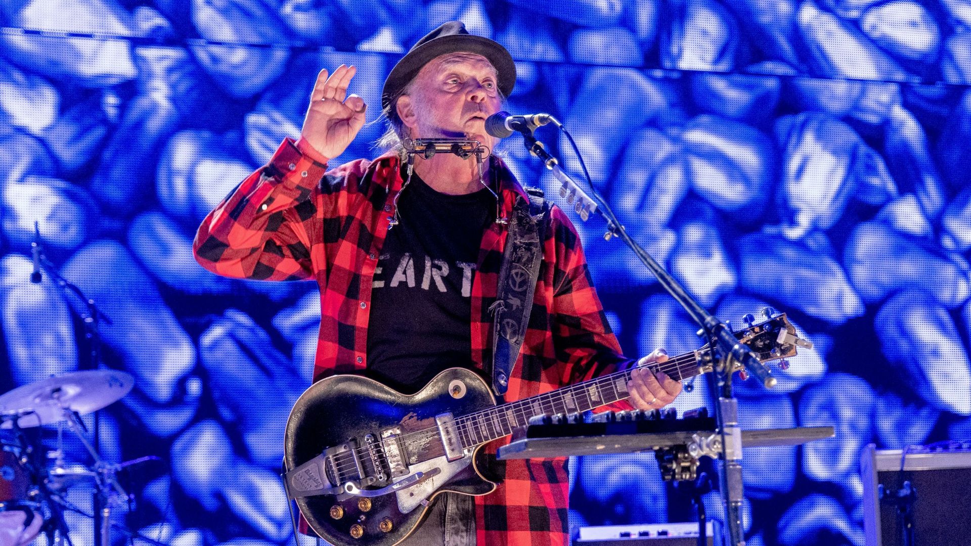 Neil Young suit l'exemple de Robert Smith (The Cure) et abandonne les ...