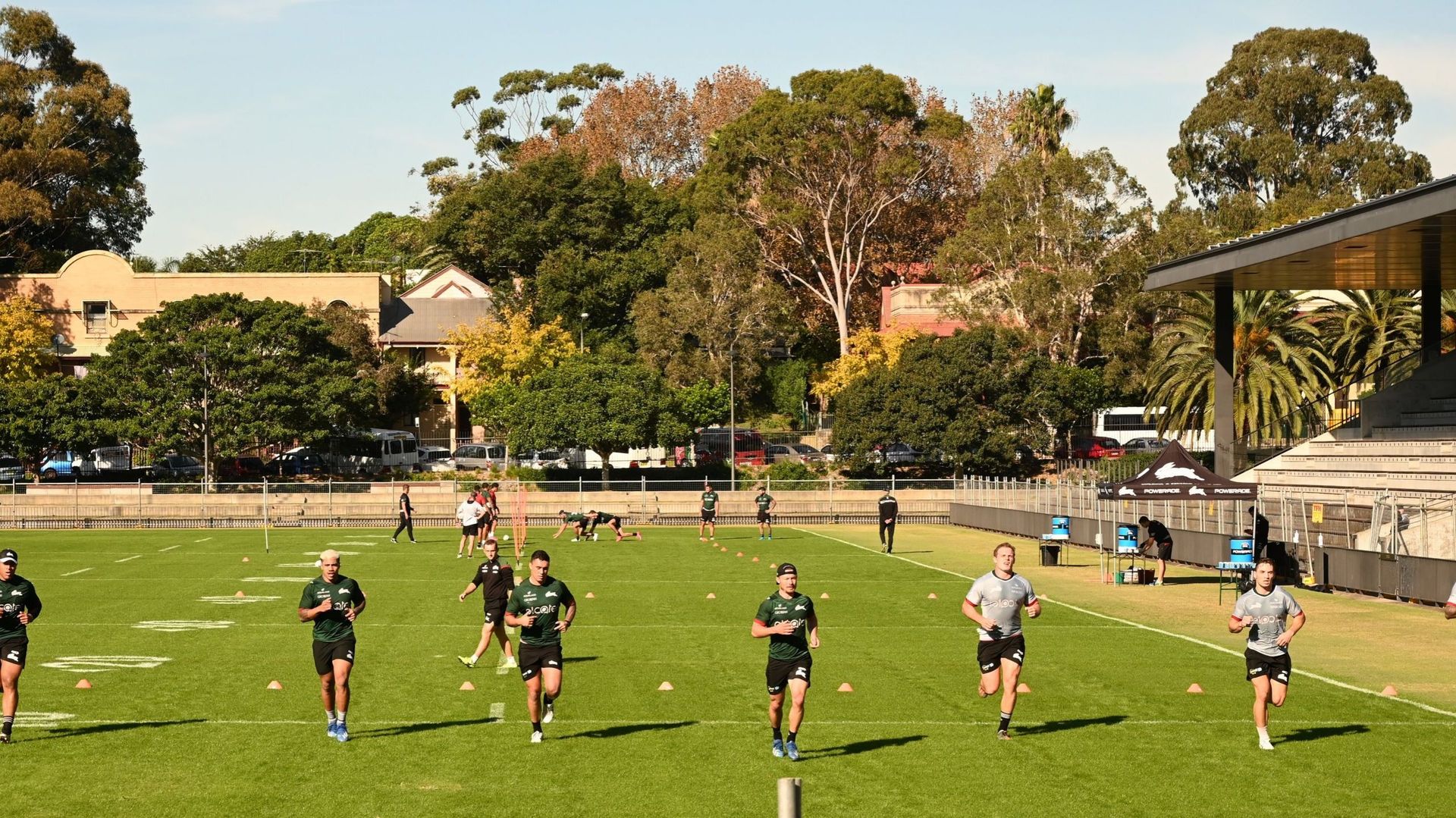 Pas d'entraînement avec contact avant longtemps en rugby - RTBF Actus