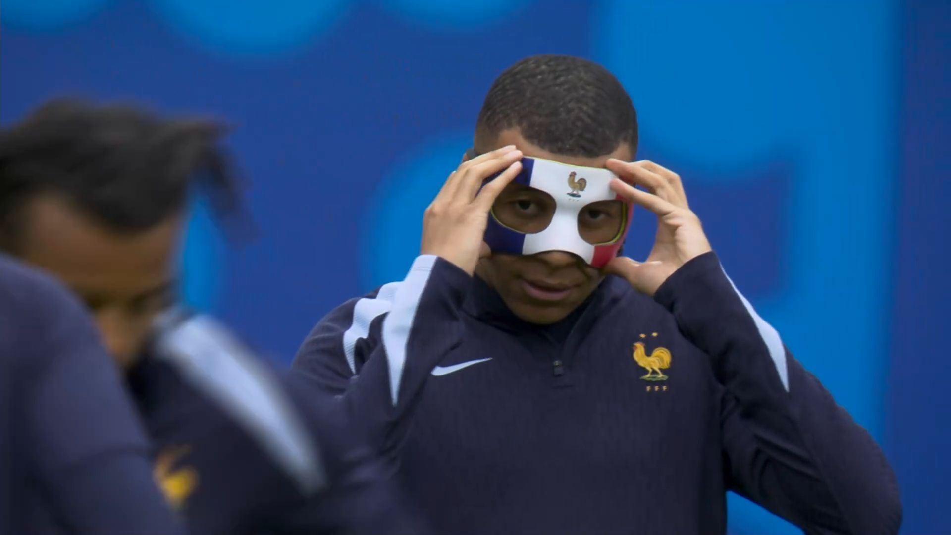 Euro 2024 : Mbappé à l’entraînement avec un masque bleu-blanc-rouge à ...