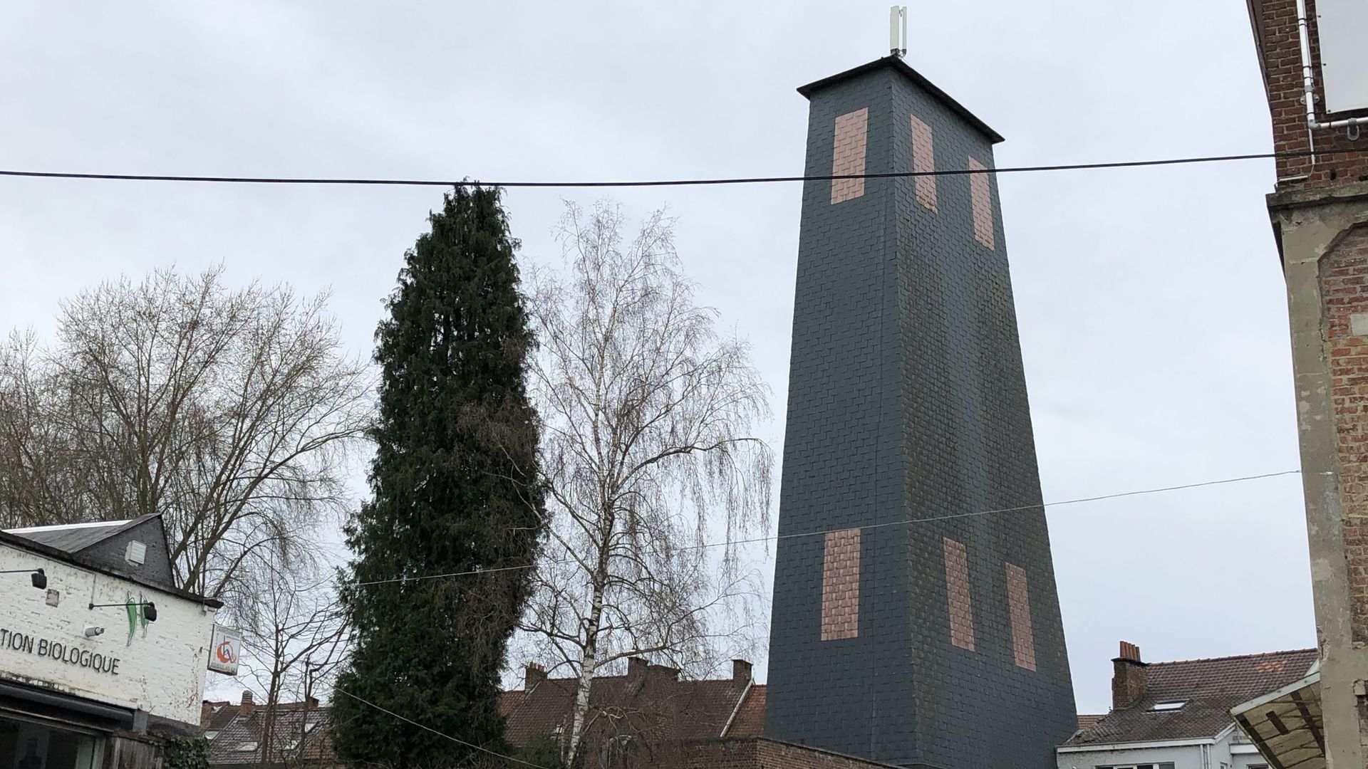 A Genval, on tire à l'arc verticalement dans une tour désormais classée ...
