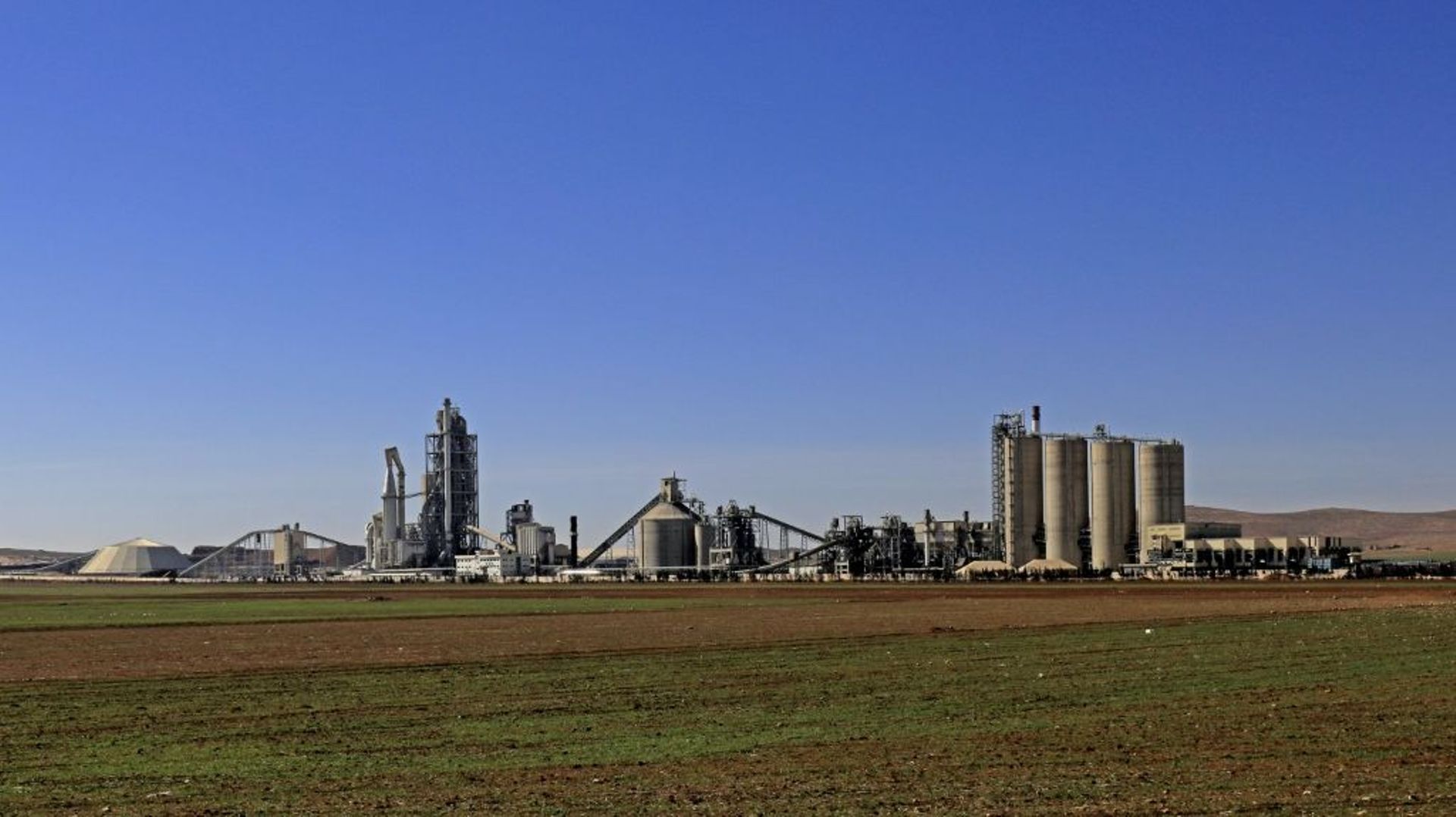 Lafarge en Syrie: un des intermédiaires entre le cimentier et les ...