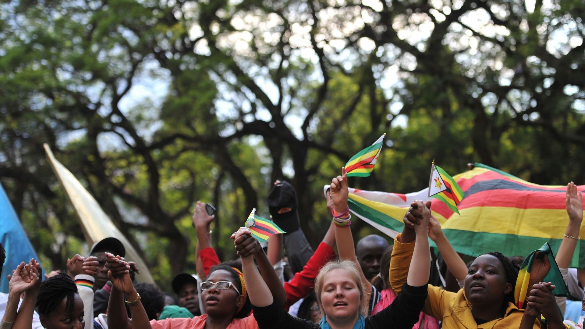 Crise politique au Zimbabwe: les anciens combattants appellent à ...