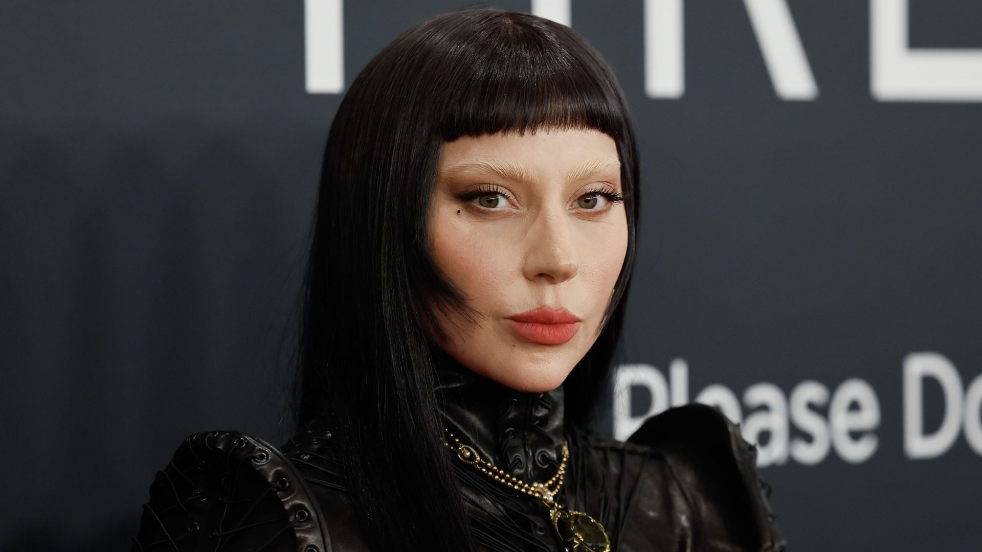 Bianca Censori débarque entièrement nue aux côtés de Kanye West et crée le malaise aux Grammy ...