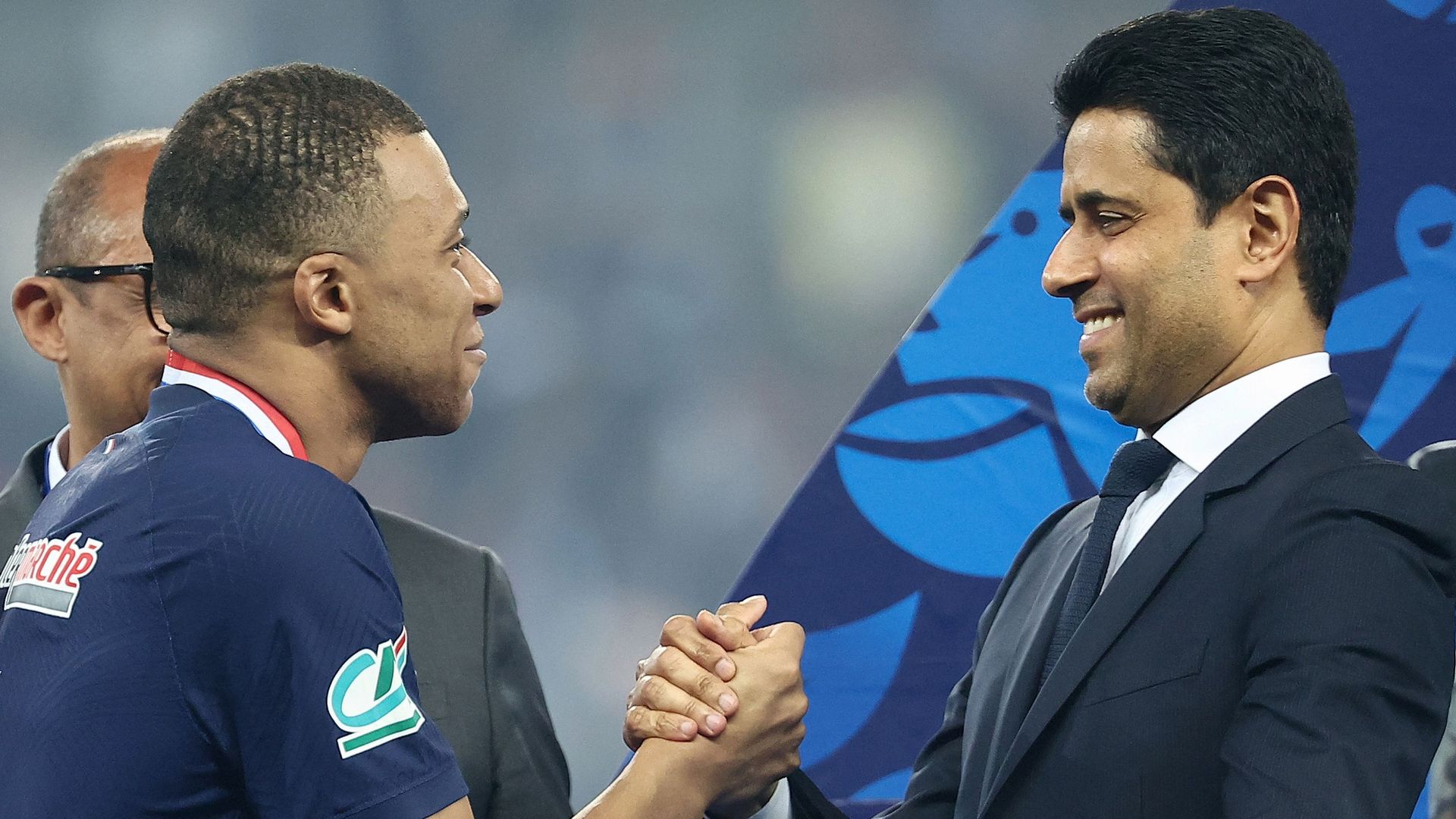 Ligue 1 : le Paris FC retrouve l’élite 46 ans après et jouera… à ...