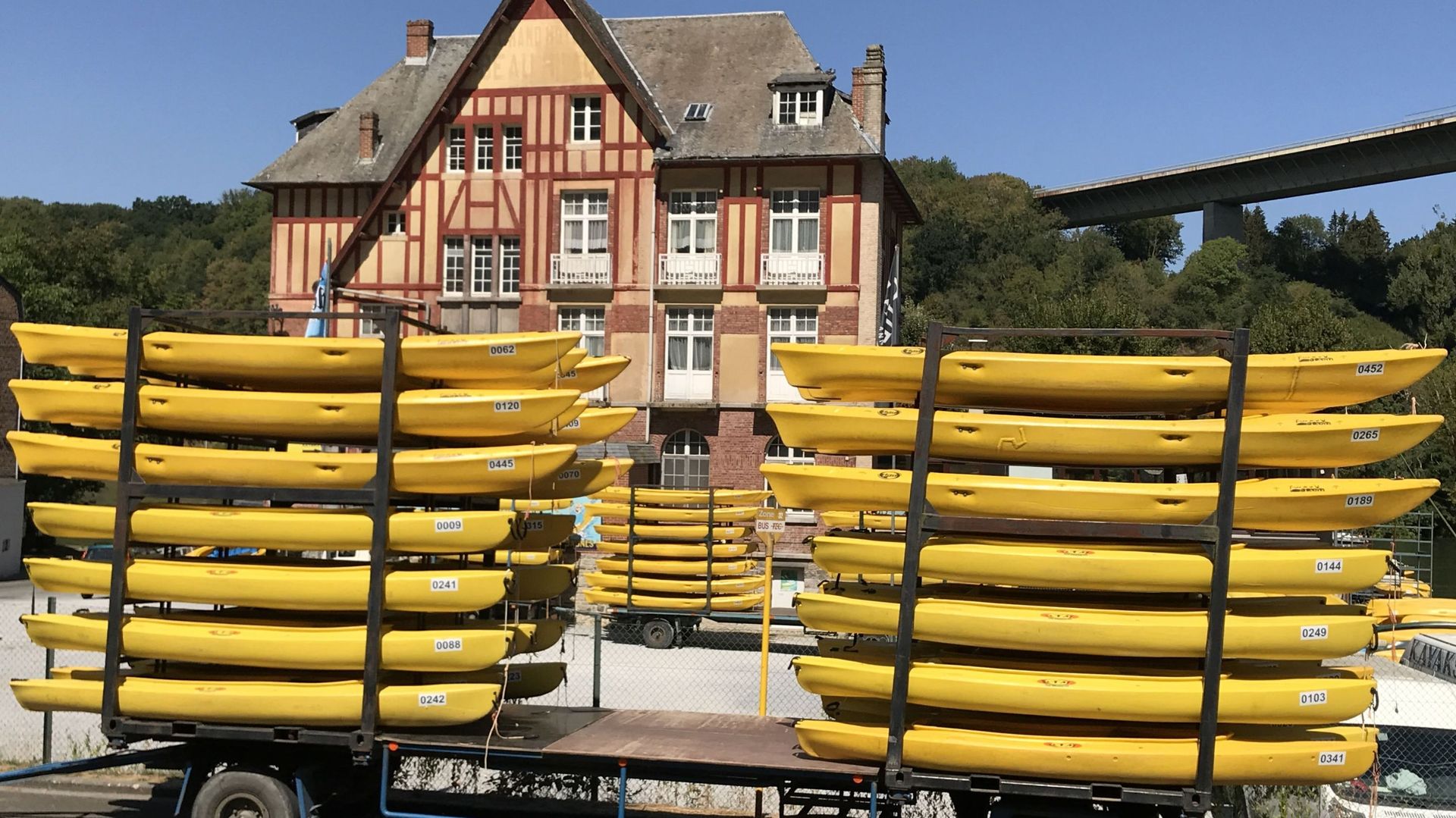 On ne peut plus faire du kayak sur la Lesse - RTBF Actus