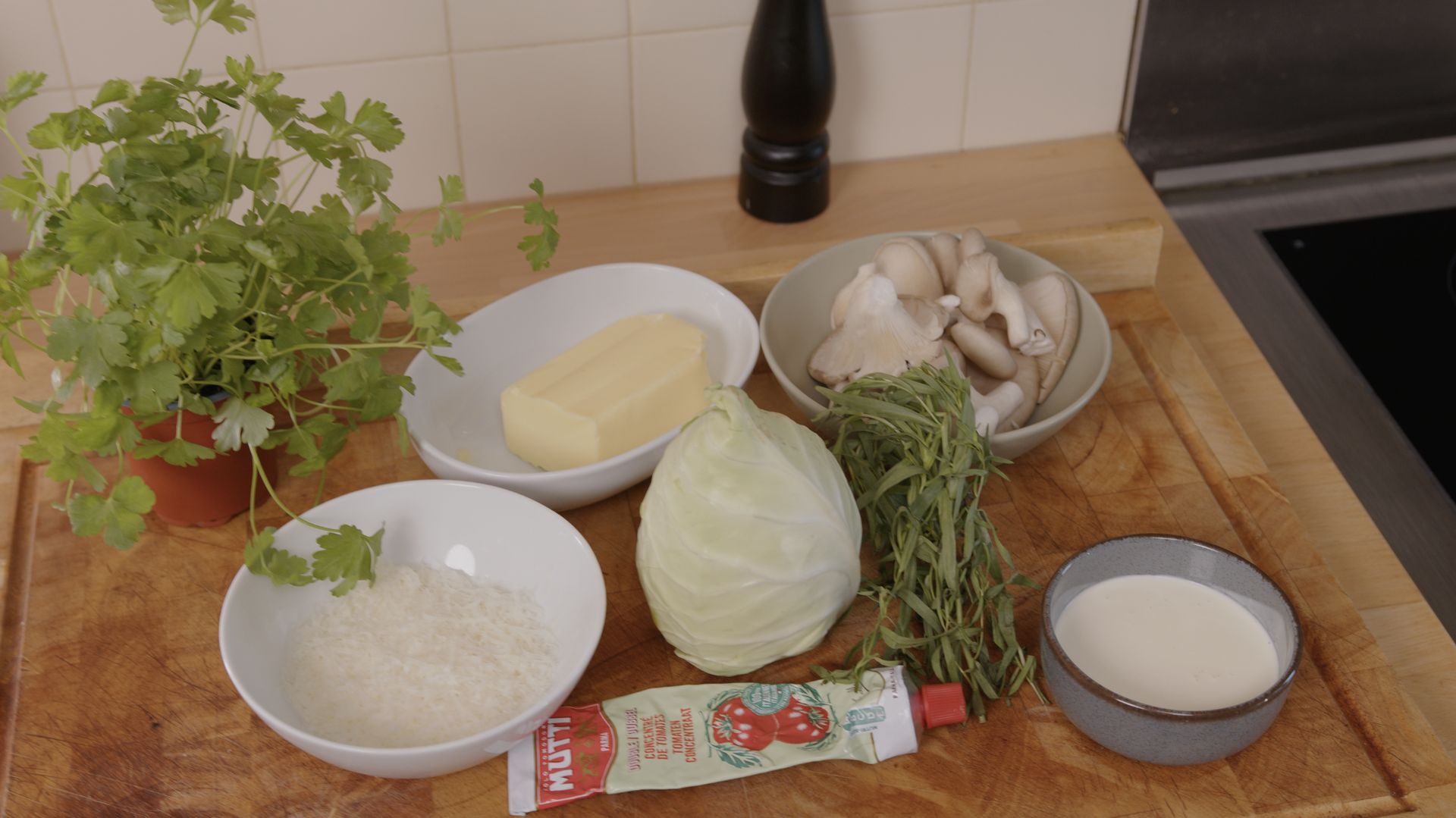 Un savoureux plat de pâtes : tagliatelles de chou pointu aux pleurotes ...