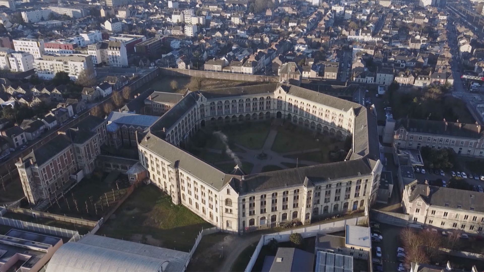Immersion dans le quotidien de femmes en prison - RTBF Actus