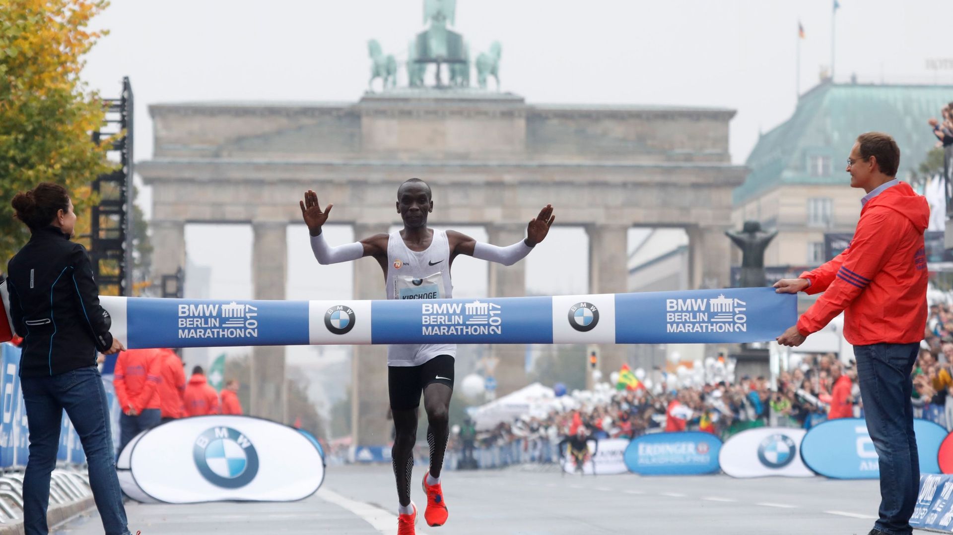 Eliud Kipchoge remporte le marathon de Berlin en 2h03:34, Van ...