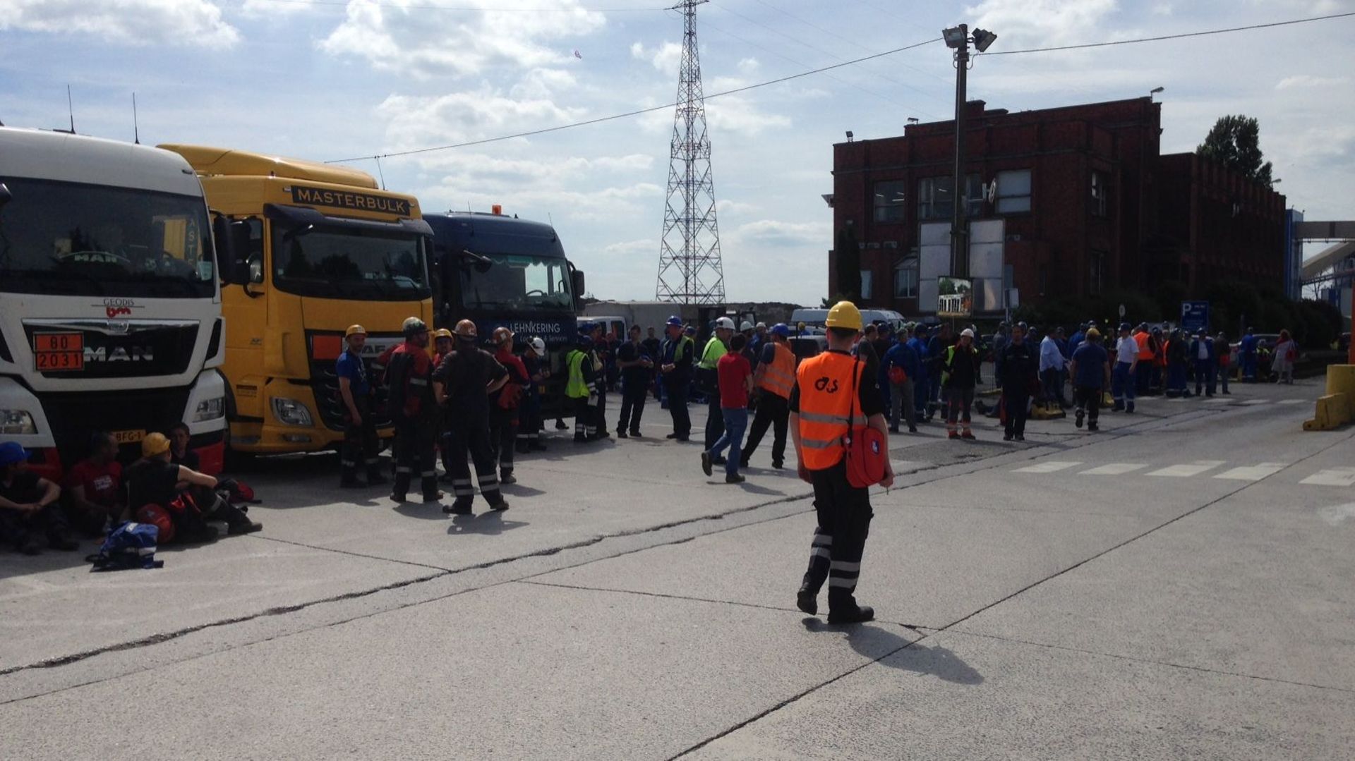 Tertre: l'incendie de l'usine Seveso Yara circonscrit mais un ...