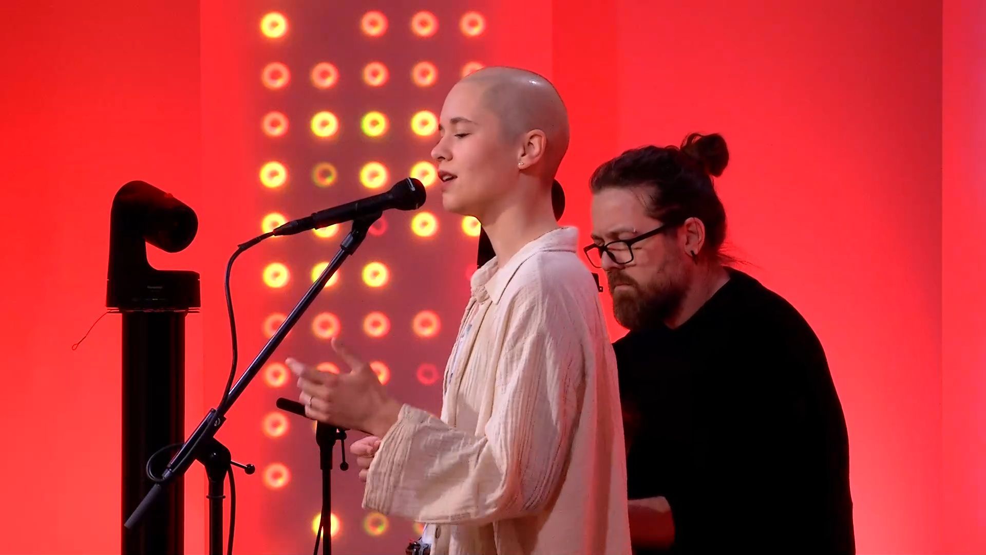 Découvrez Maya Nashoba et son titre 'Je suis', qu’elle interprète en ...