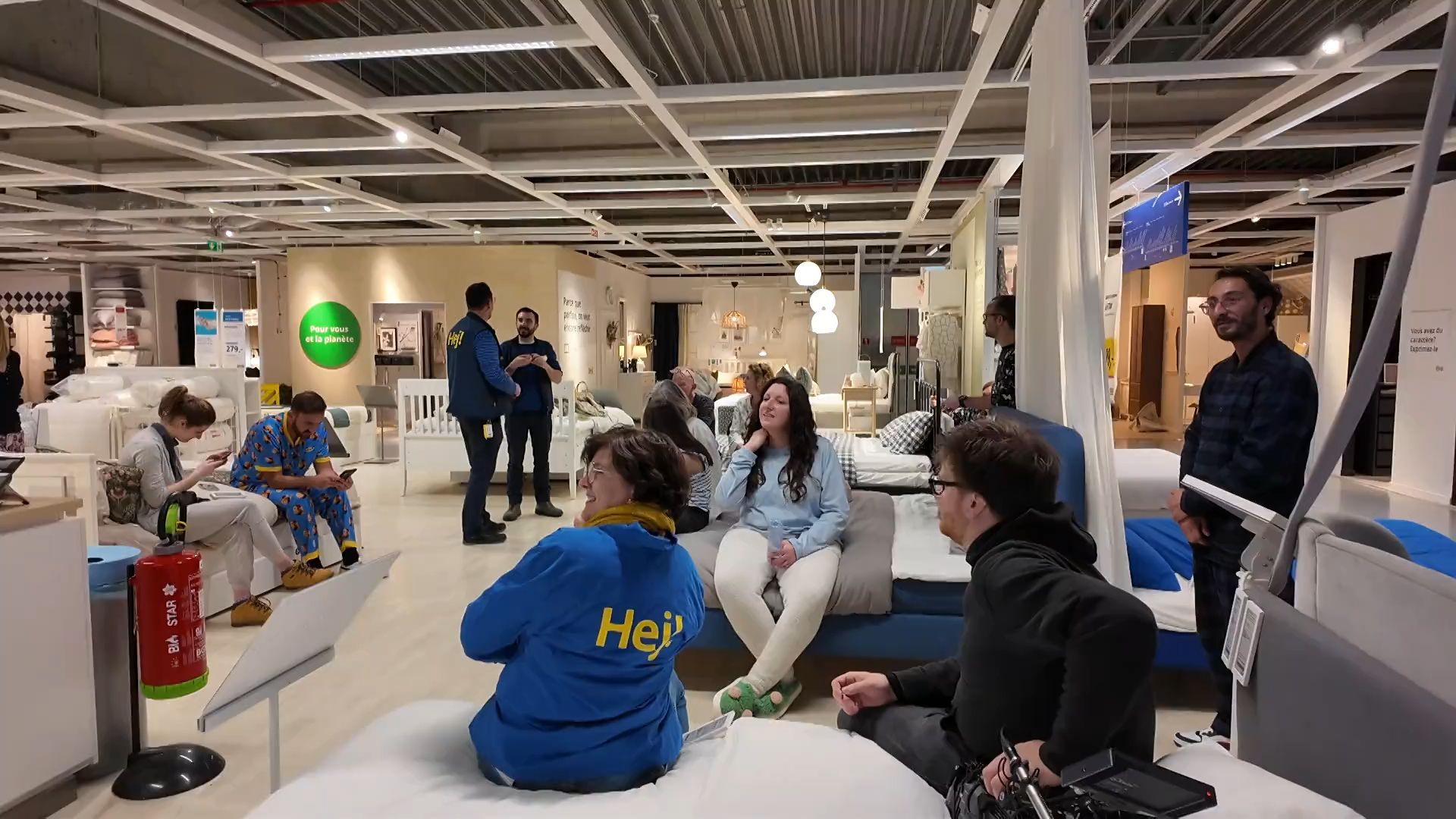 On a passé la nuit avec 18 clients chez IKEA Mons - RTBF Actus