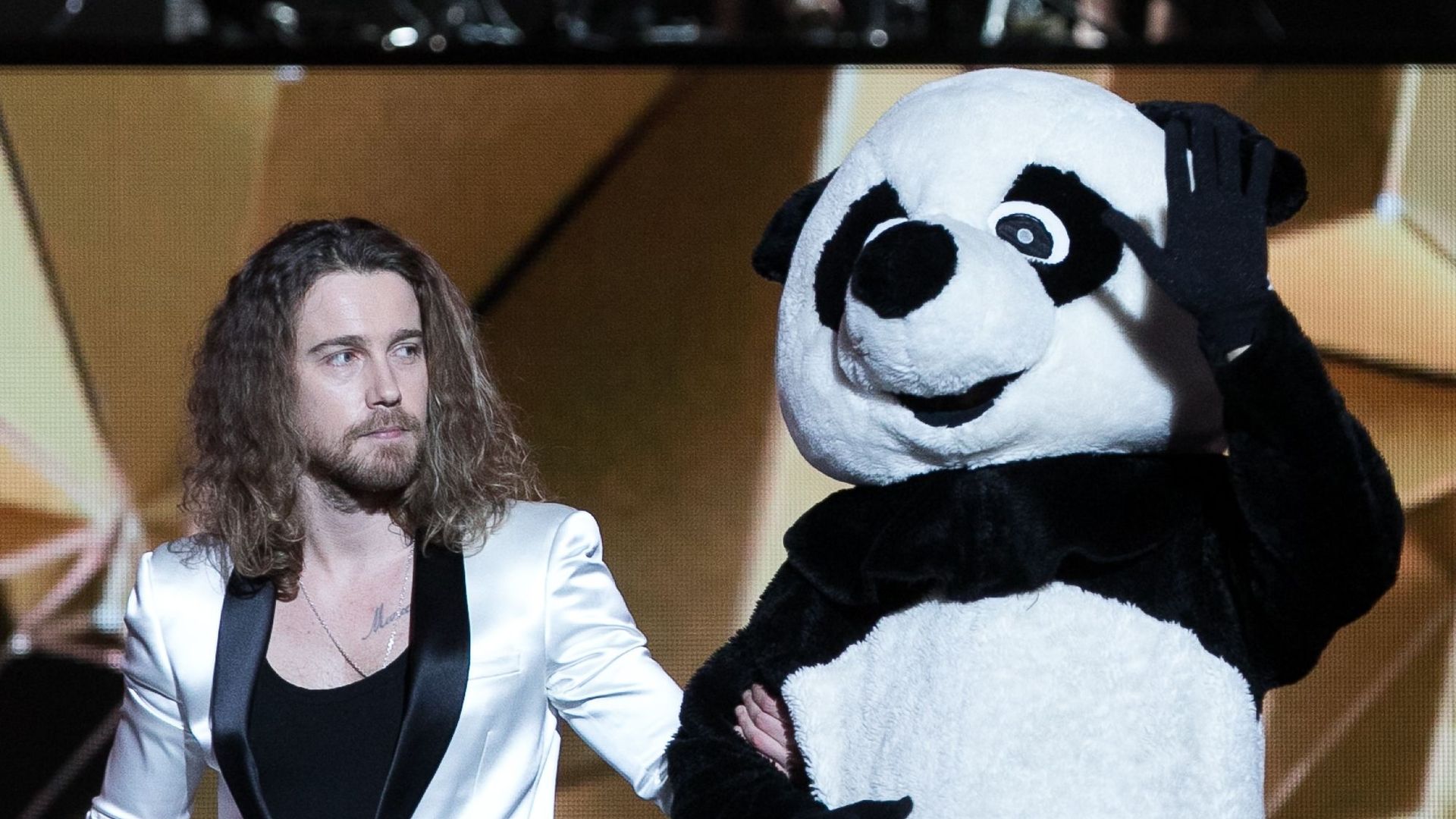 Julien Doré rescata a Chantal Goya: Desaparece el disfraz de Panda ...