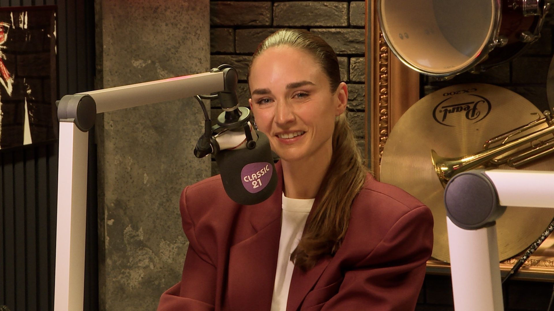 Typh Barrow dévoile 'Close To Me' : un nouveau single sensuel après ...