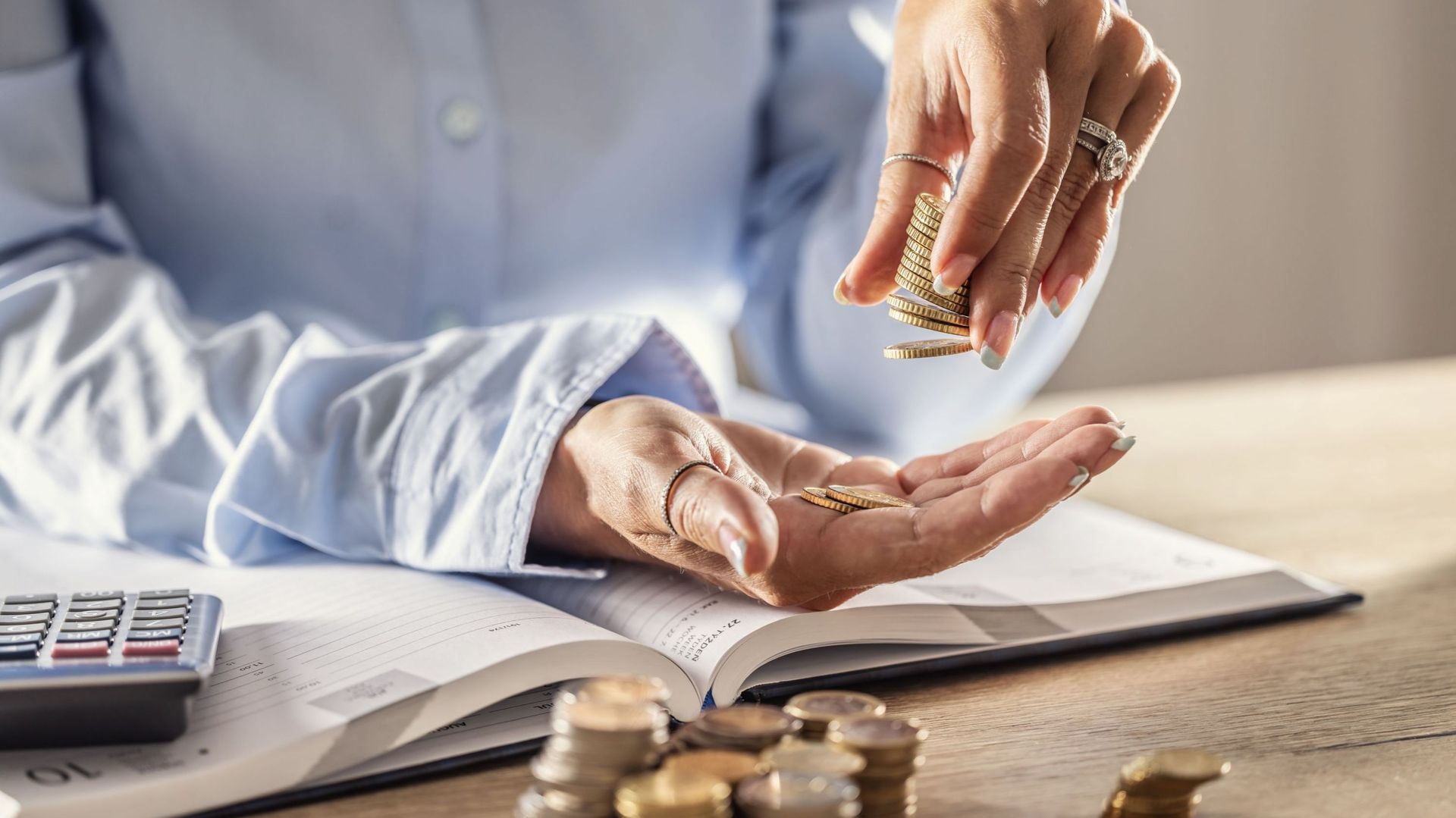 Cumul des mandats : faut-il diminuer le salaire des députés ? - RTBF Actus