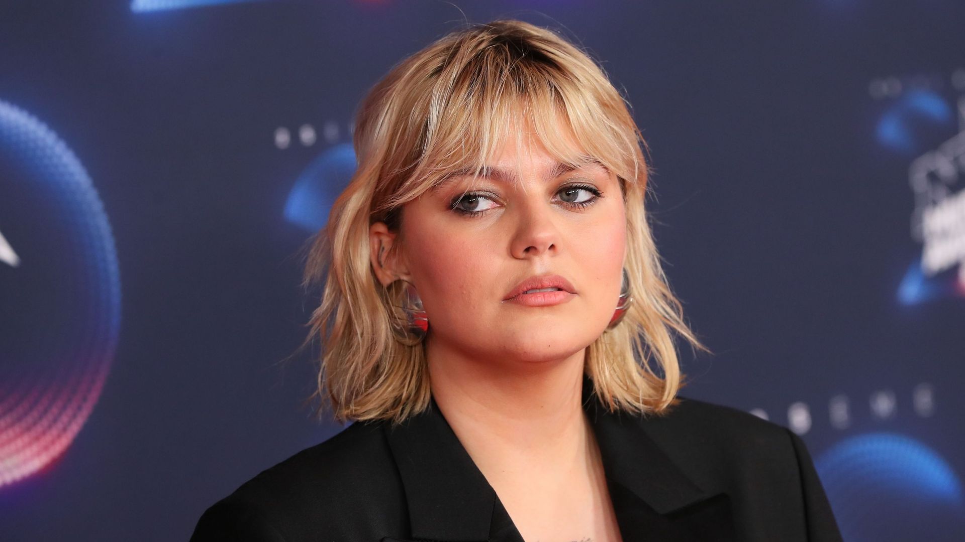 Louane se renouvelle pour son retour, avec son nouveau single 'La pluie' - RTBF Actus