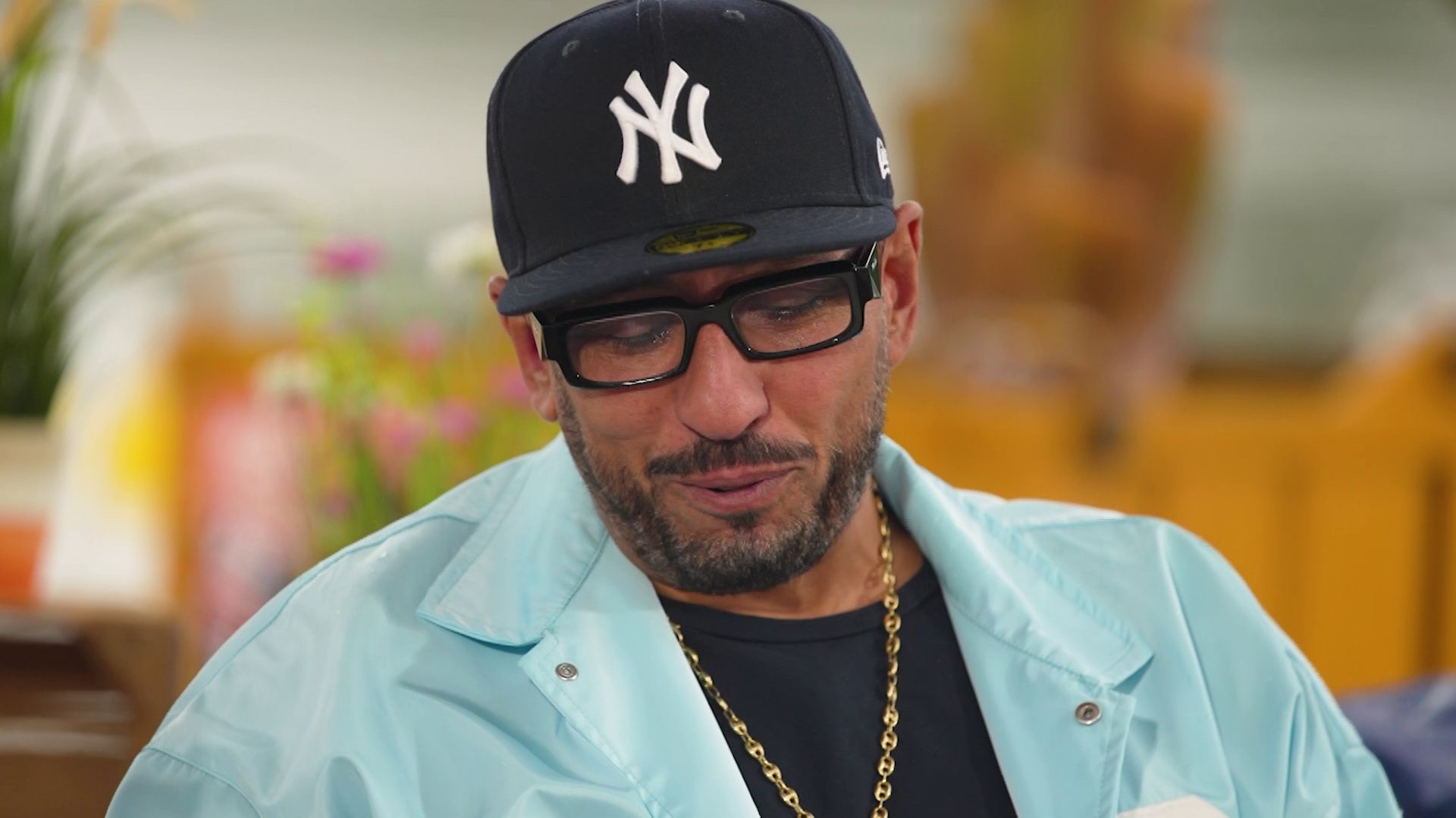 Benny B très ému en feuilletant l'album photos : 'Moi, j'ai vraiment eu de la chance d'avoir une ...