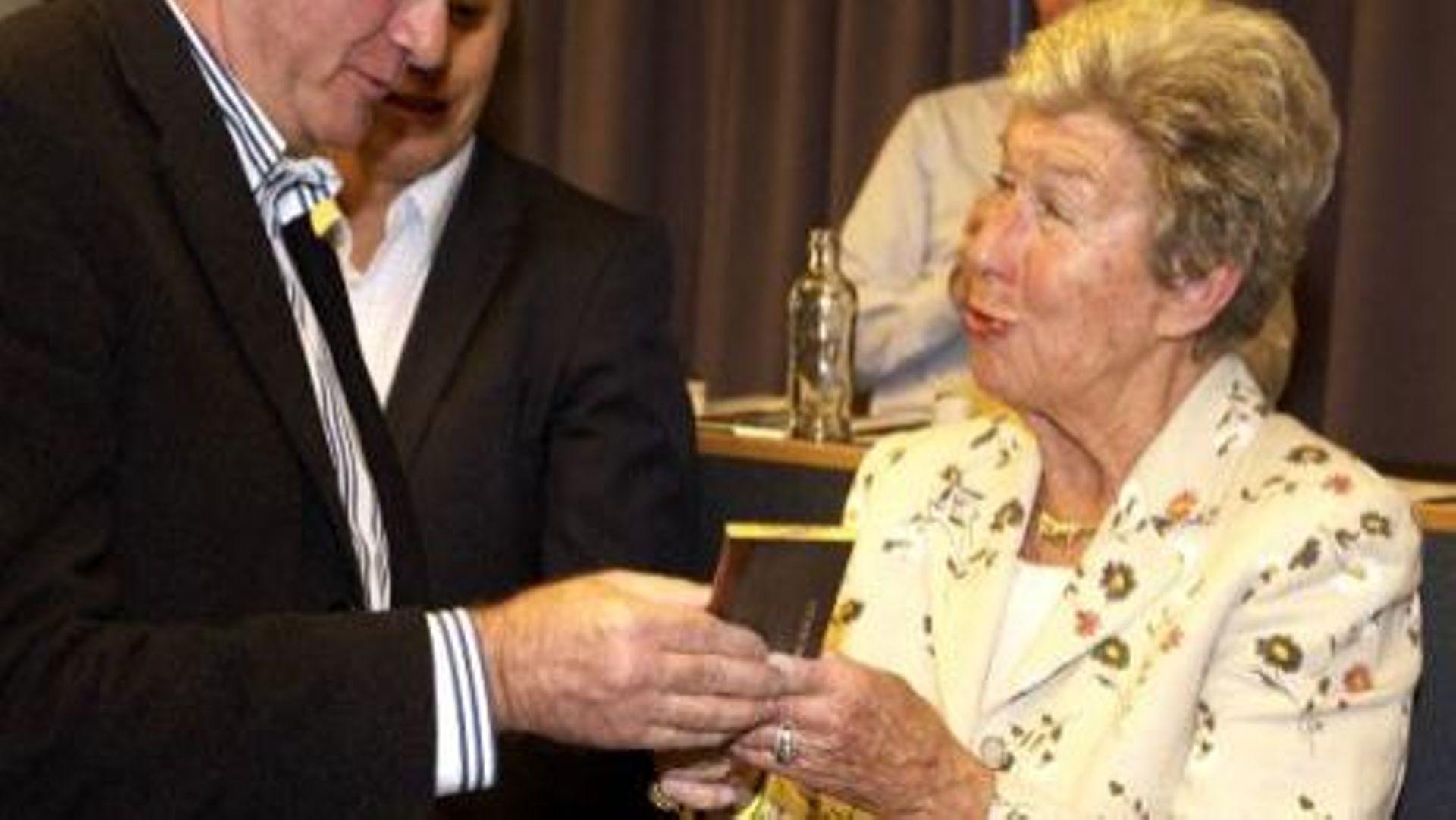 Ariel Jacobs reçoit le 1-er 'Guy Thys Award' - RTBF Actus