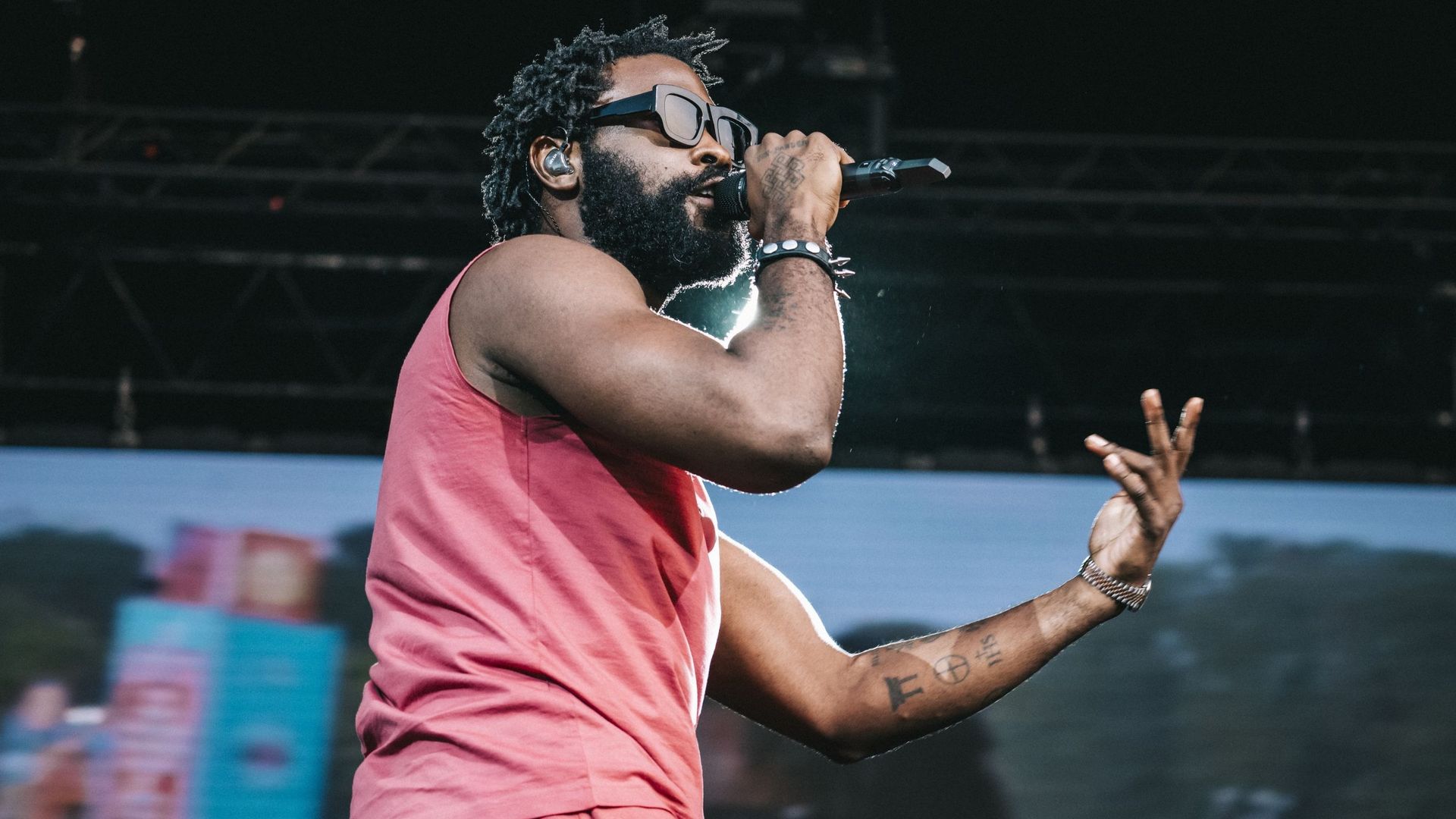 À Paris, Damso fait écouter 'BEYAH' à 1300 fans et annonce la fin du format album - RTBF Actus