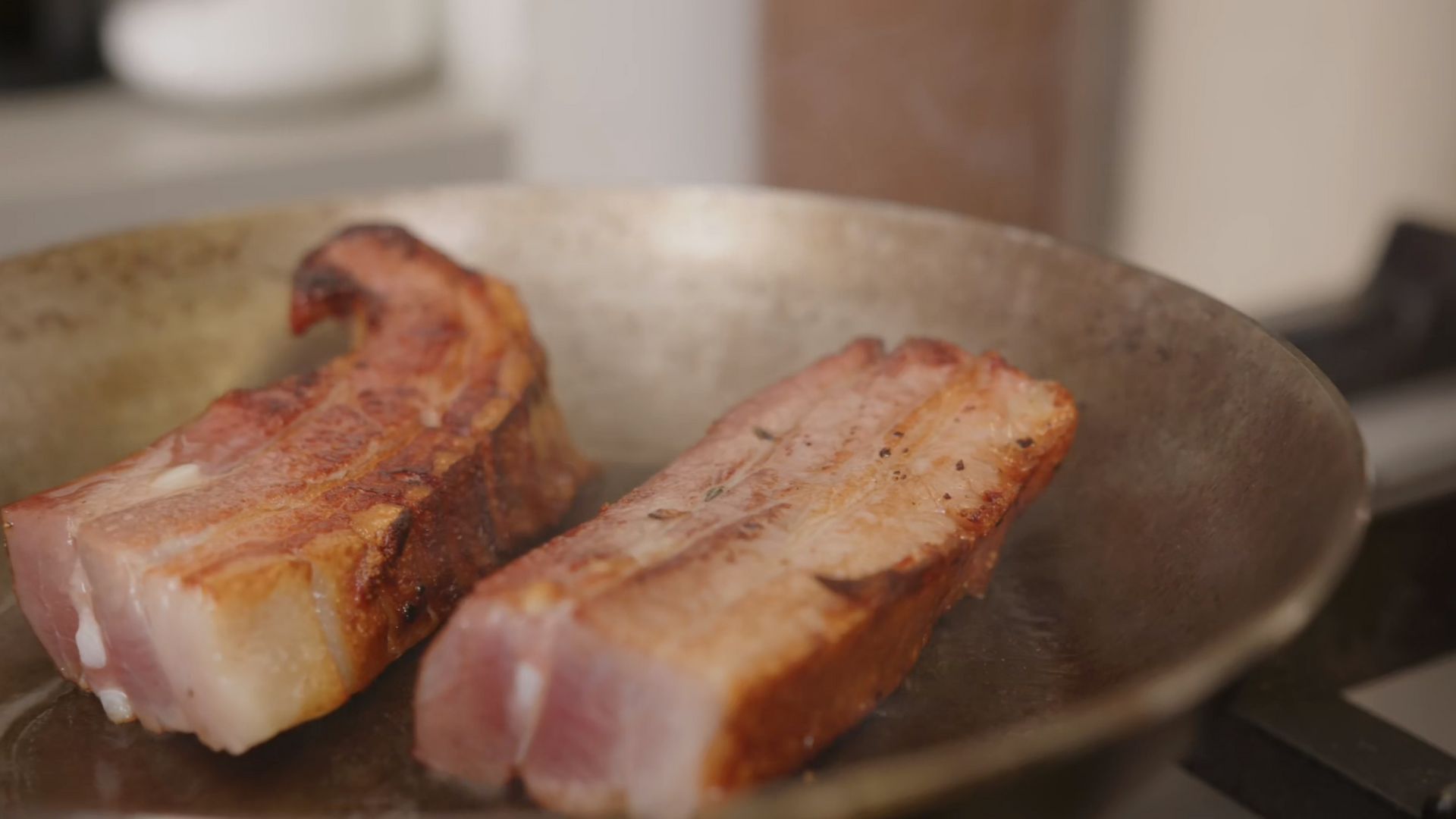 Un plat frais et printanier : cocotte de petits pois, laitue et jeunes ...