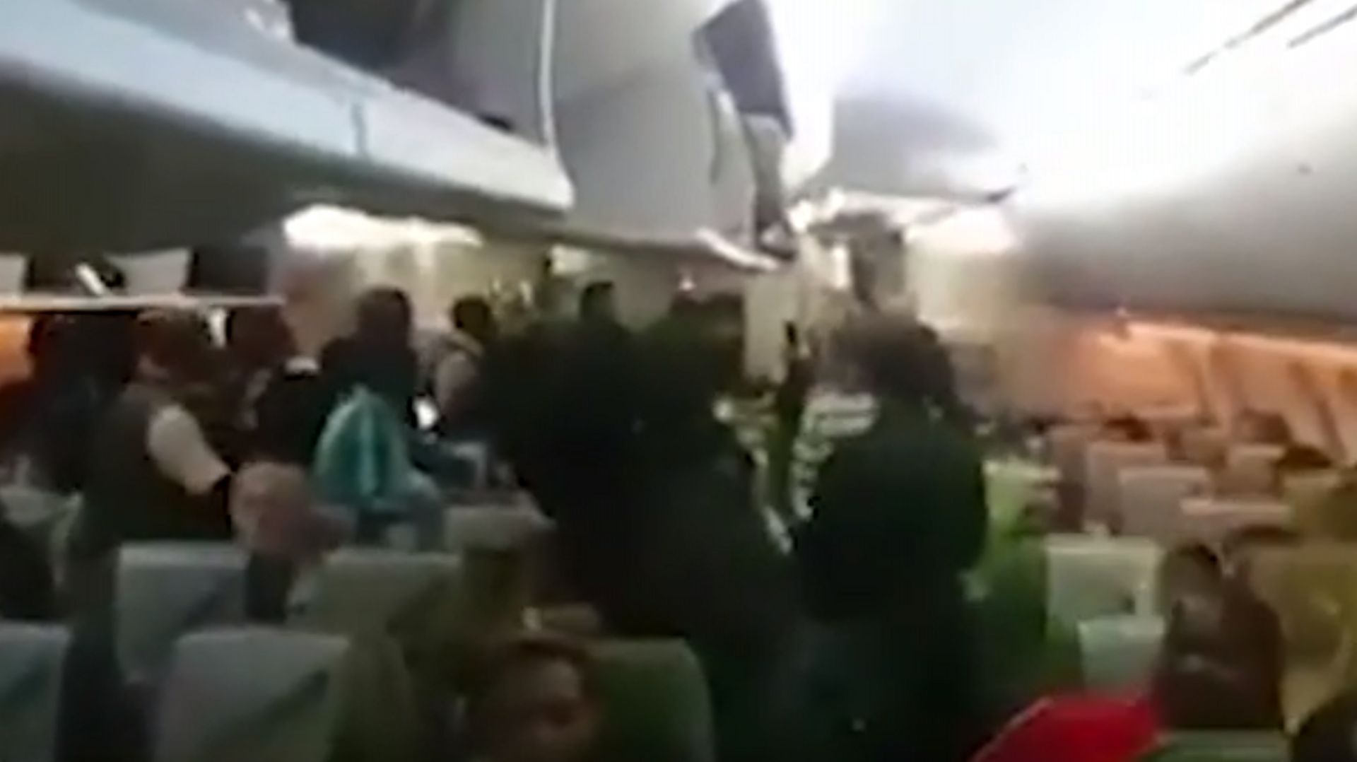 L'employée de MSF évacuée d'un avion témoigne : 'Ils étaient plusieurs ...