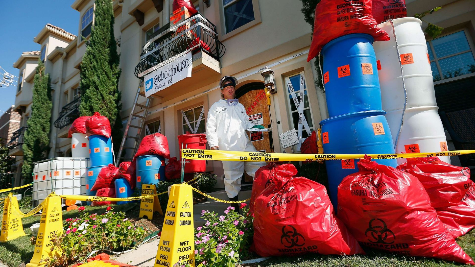 L'équipement de protection anti-Ebola en vente pour Halloween - RTBF Actus