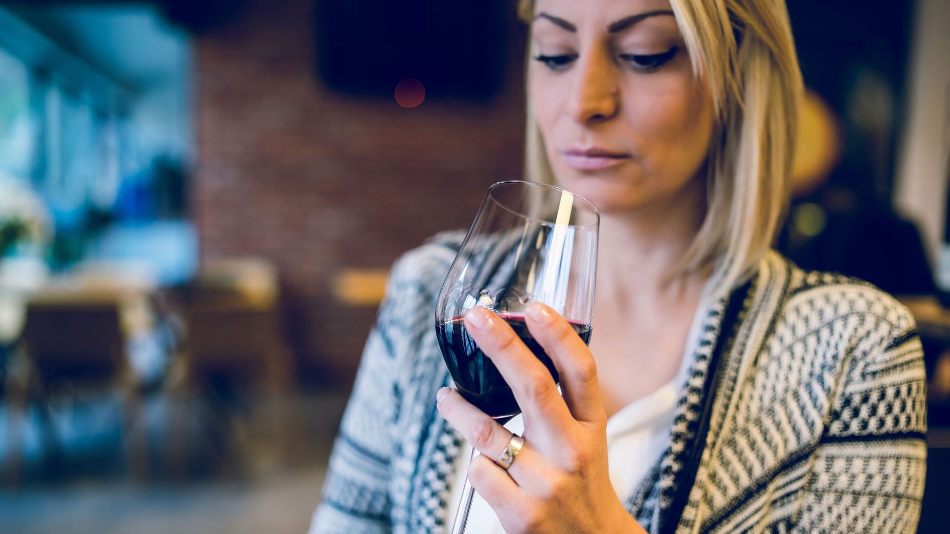 Le chemin trouble de l’alcoolisme au féminin : 'On se cache pour boire ...